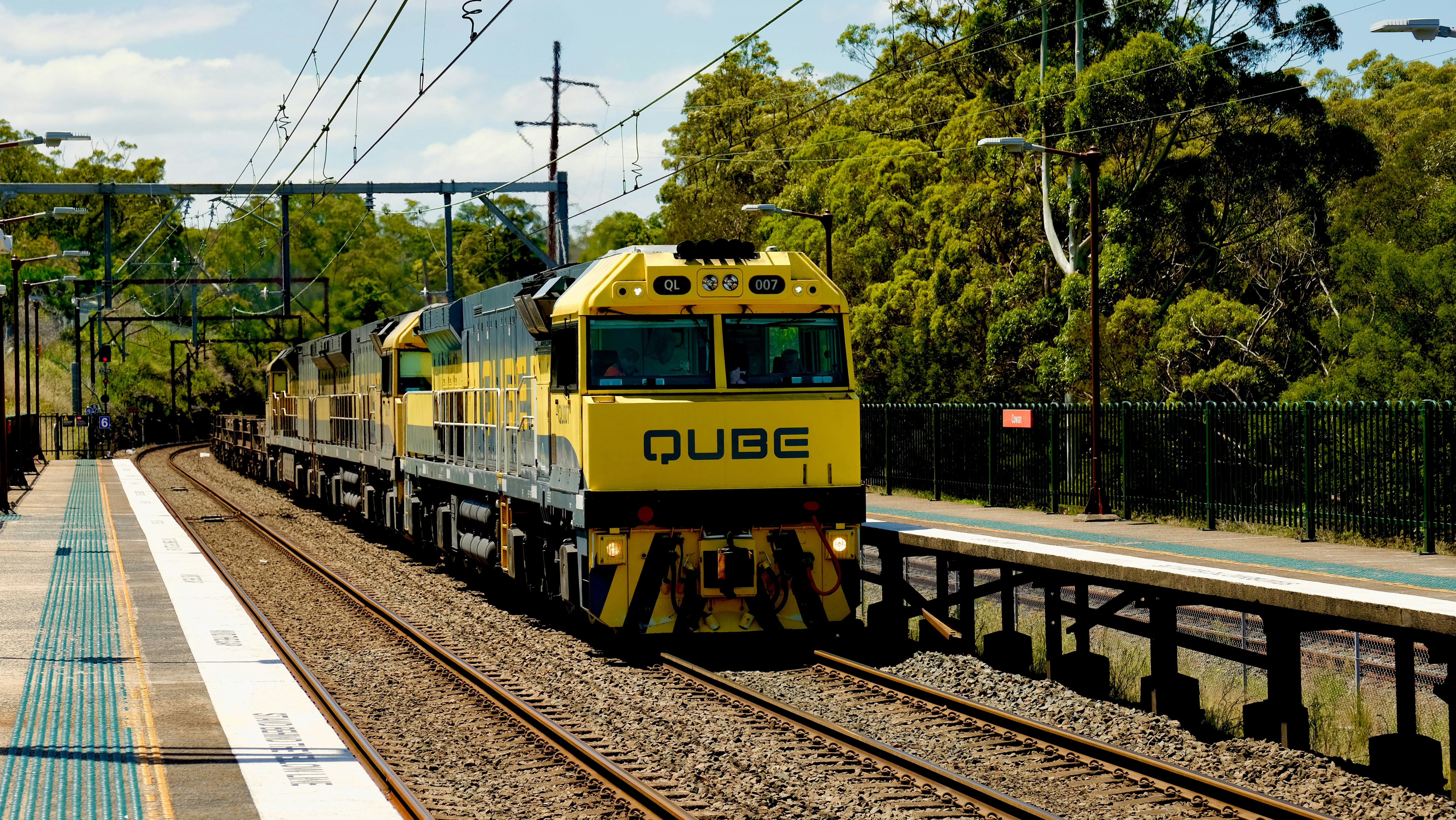 Foto Kereta kuning dan hitam di stasiun. – Gambar Kereta api Gratis di ...