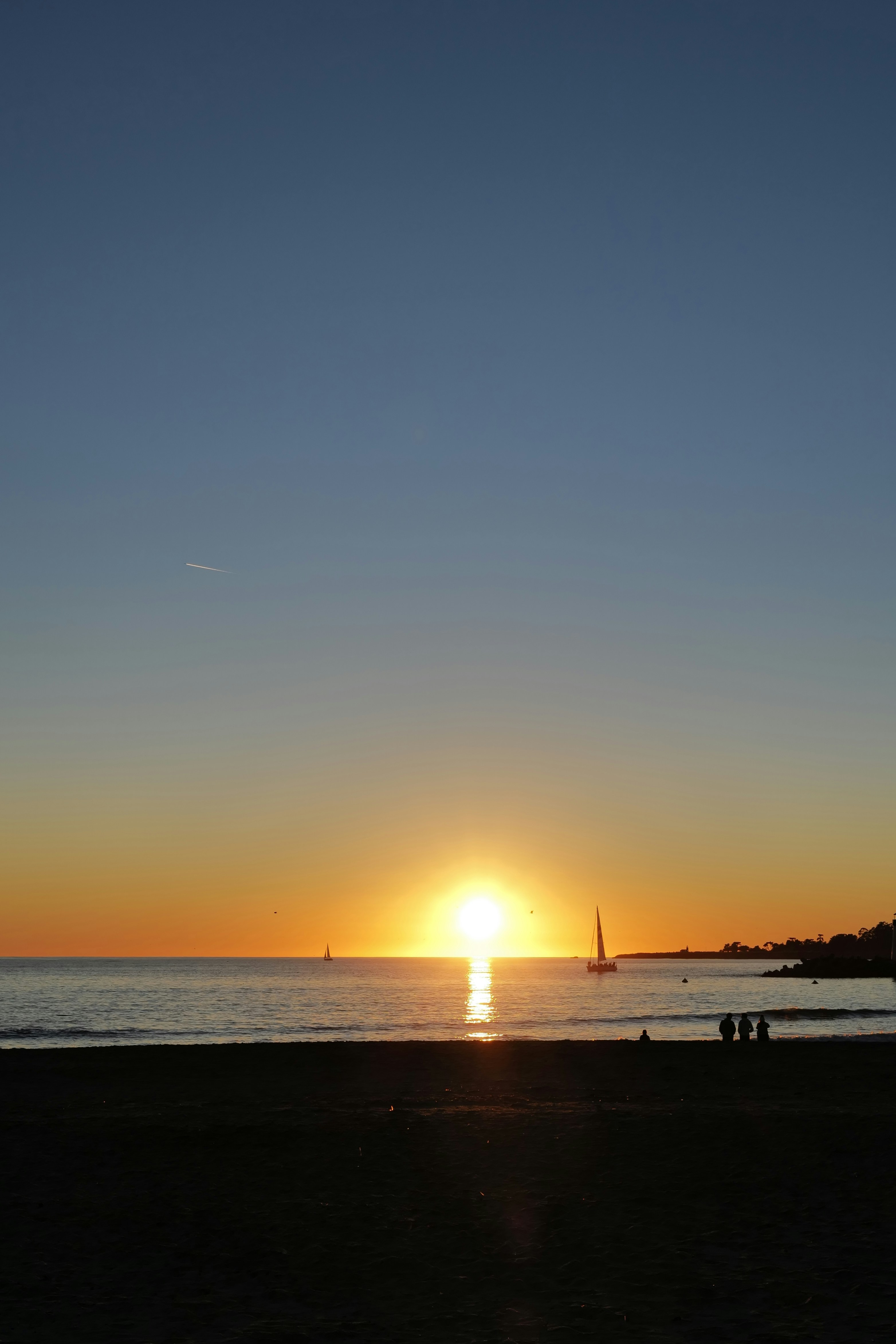 Sunset on the Horizon: Sailboats and Silhouettes at Dusk