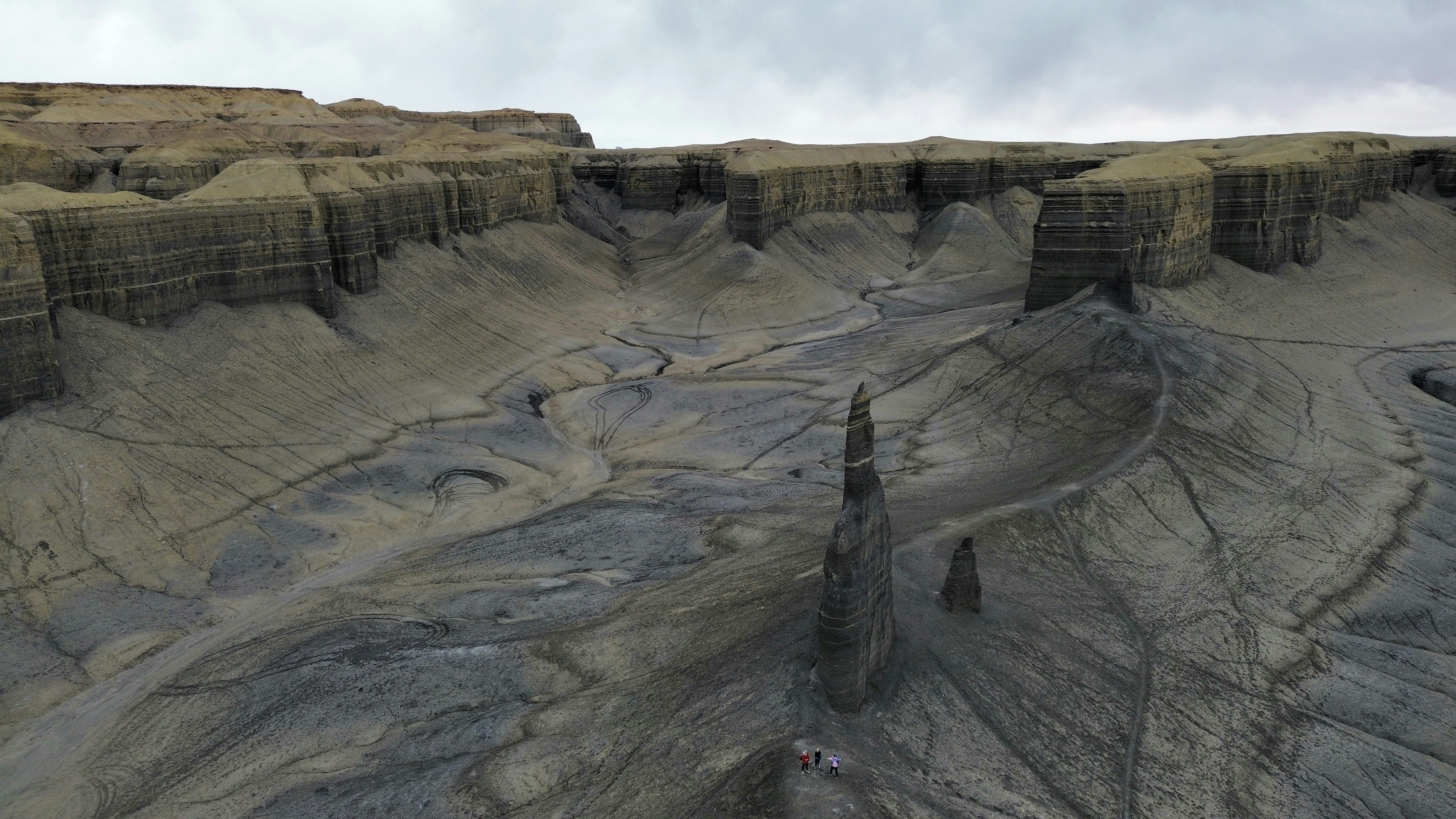 Echoes of Erosion: A Ledge-Top View into Striated Basalt Formations
