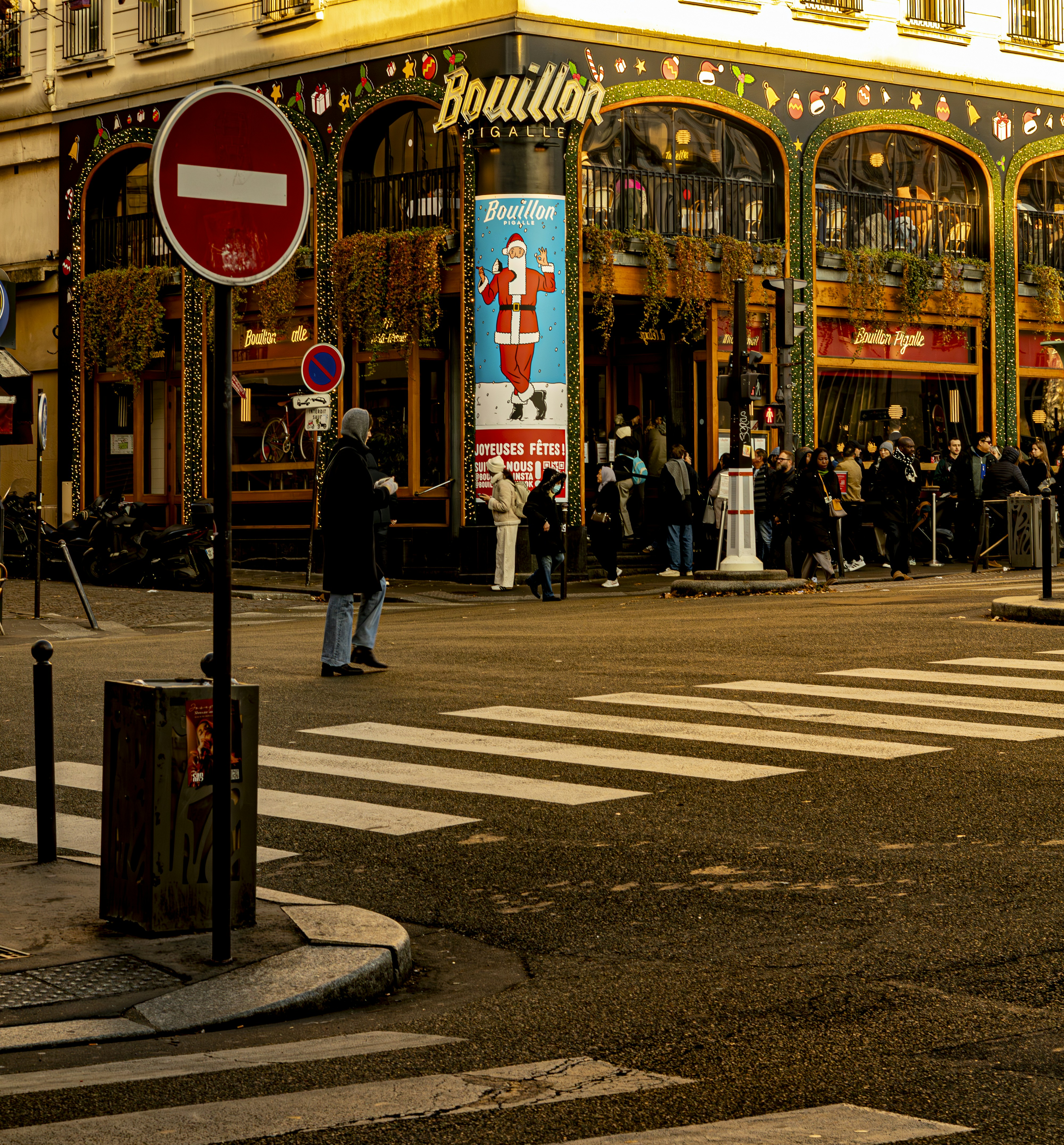 Bouillon Bistro Nights: Pedestrian Pulse Outside a Lantern-Trimmed Café