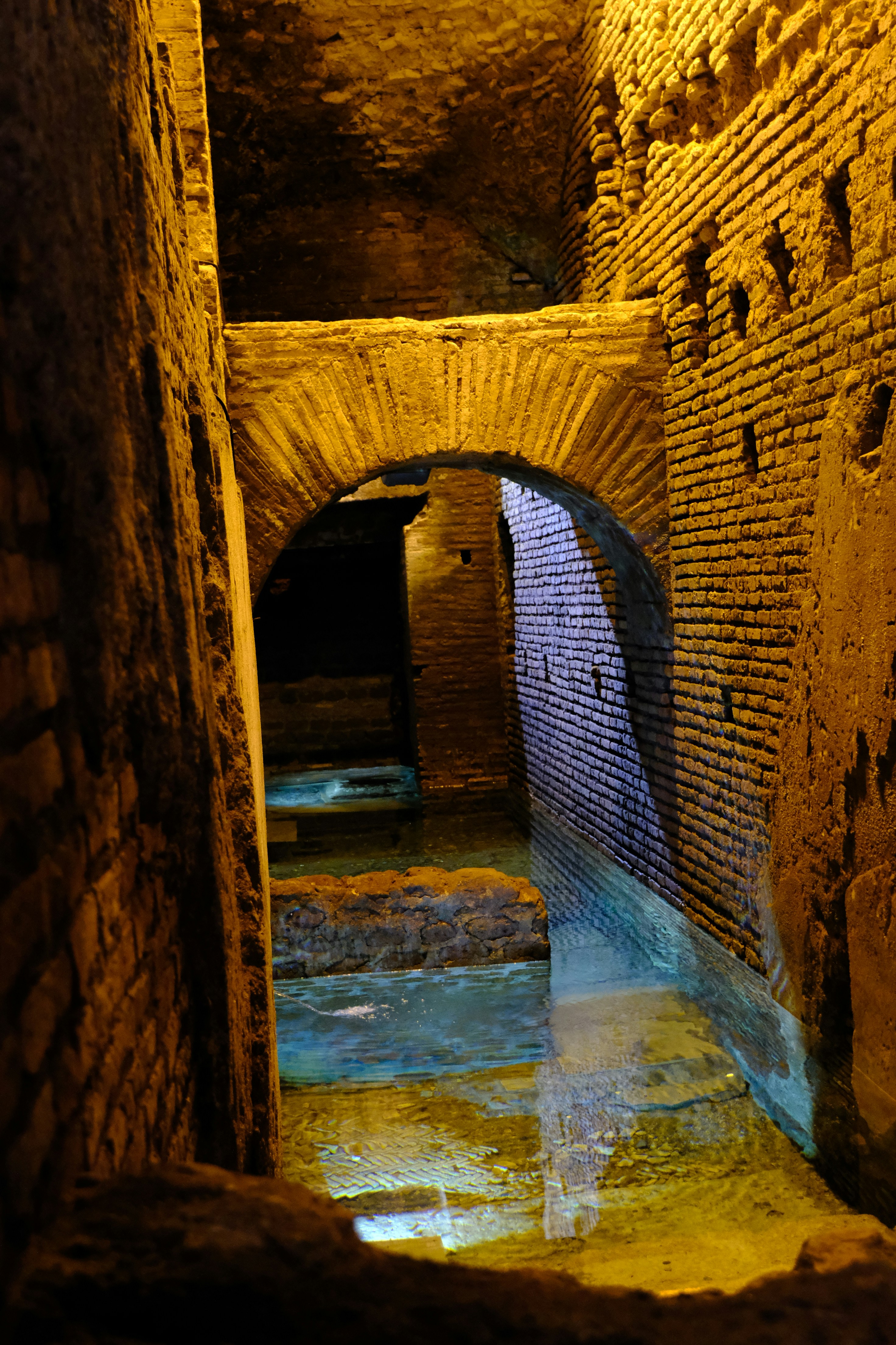 Antigua cisterna de ladrillo con pasadizo arqueado y agua. foto ...