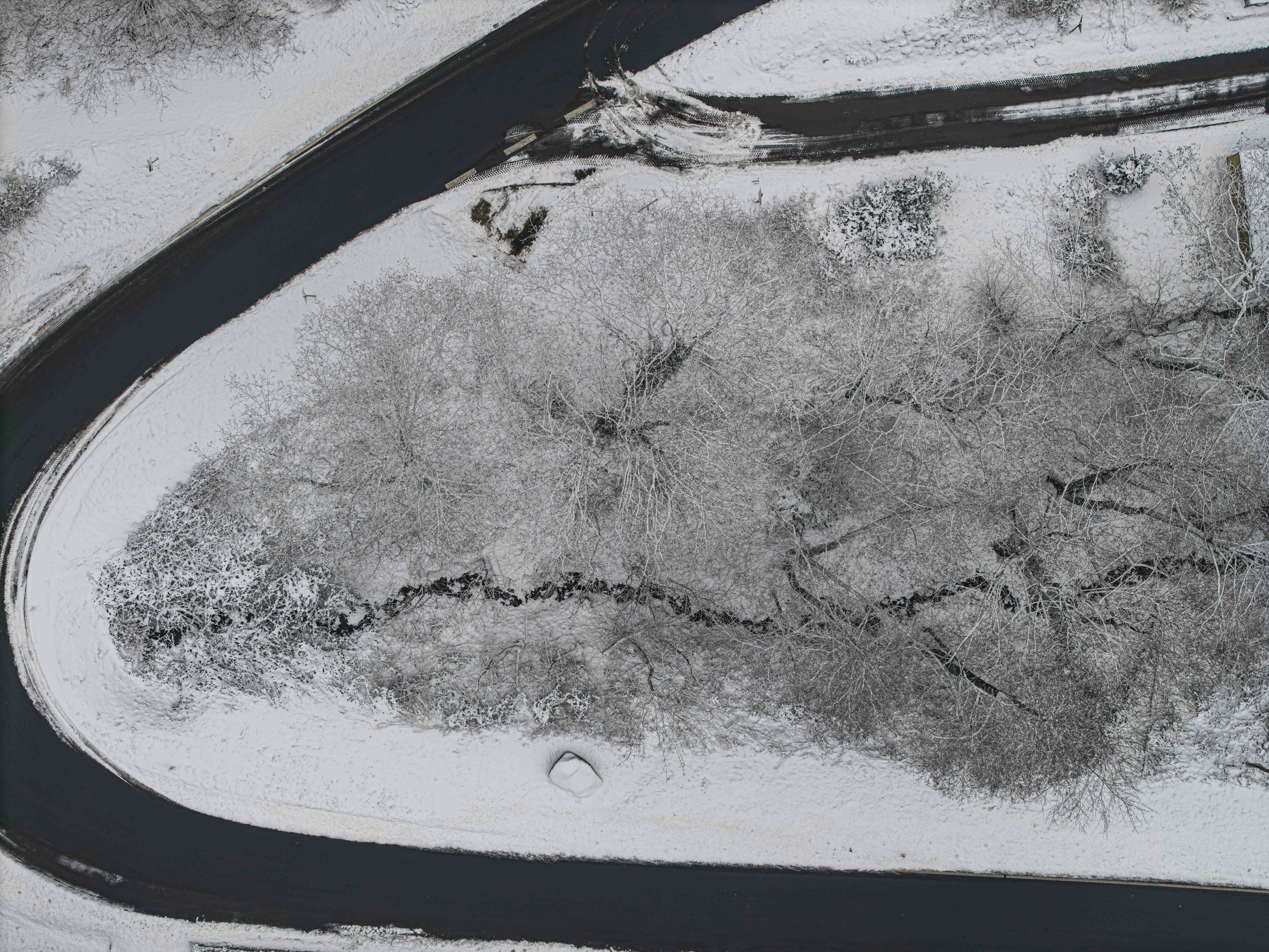 Curved Dunes and Frozen Channel