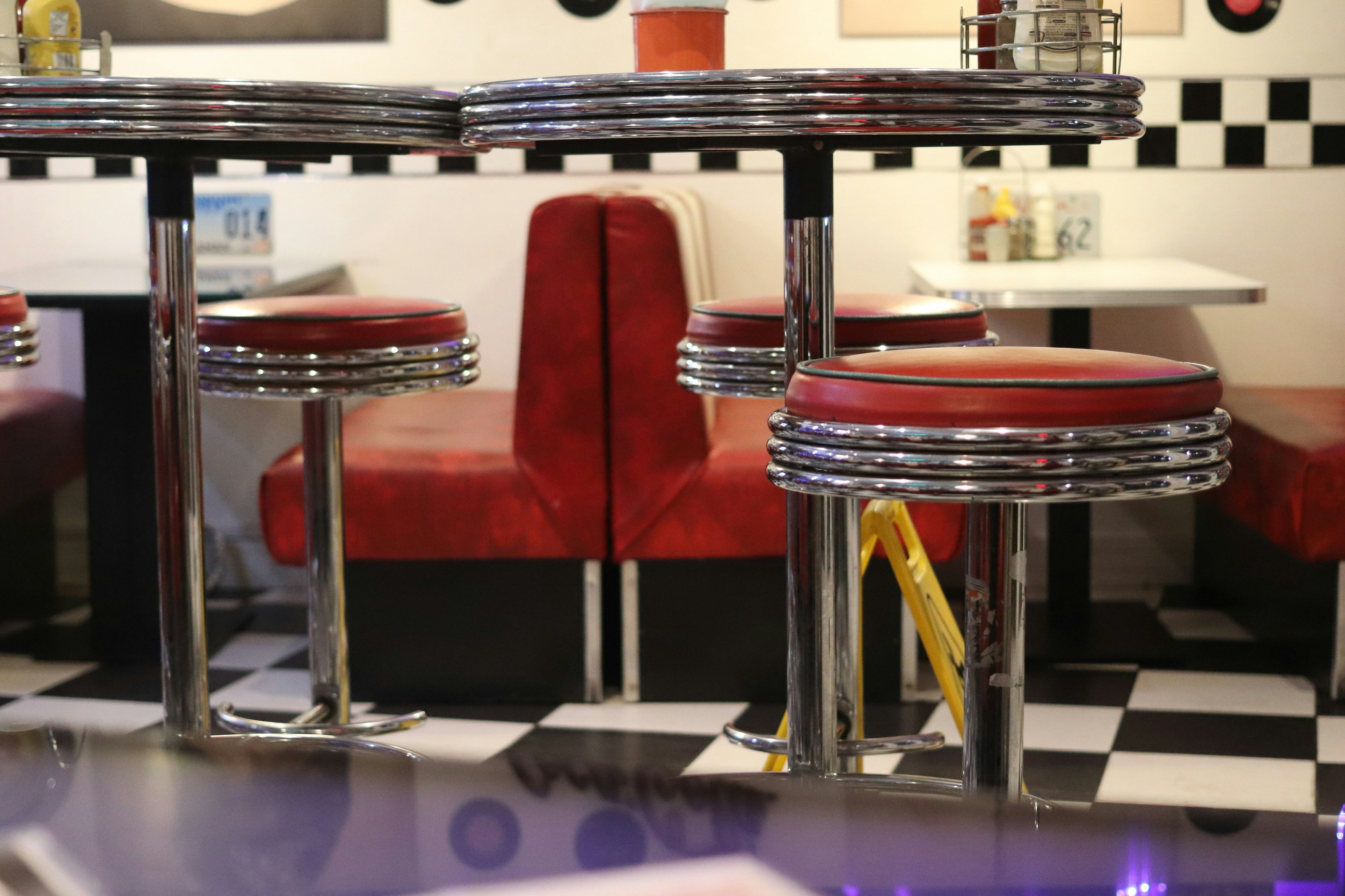 Mid-Century Quiet: Red Cushions and Chrome Edges in a Diner