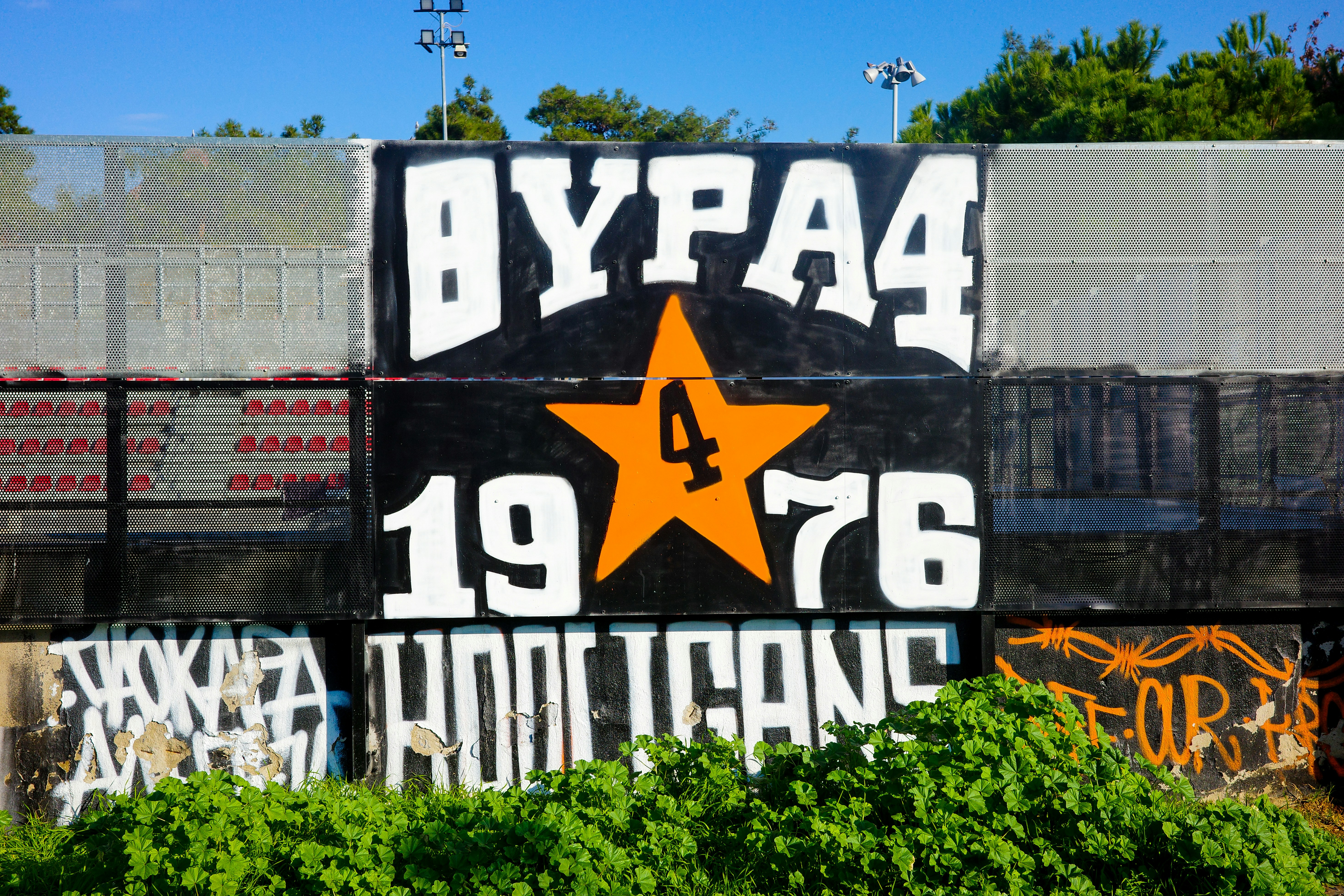 Graffiti on a wall with byfa4, star, and 1976.Teo Zac