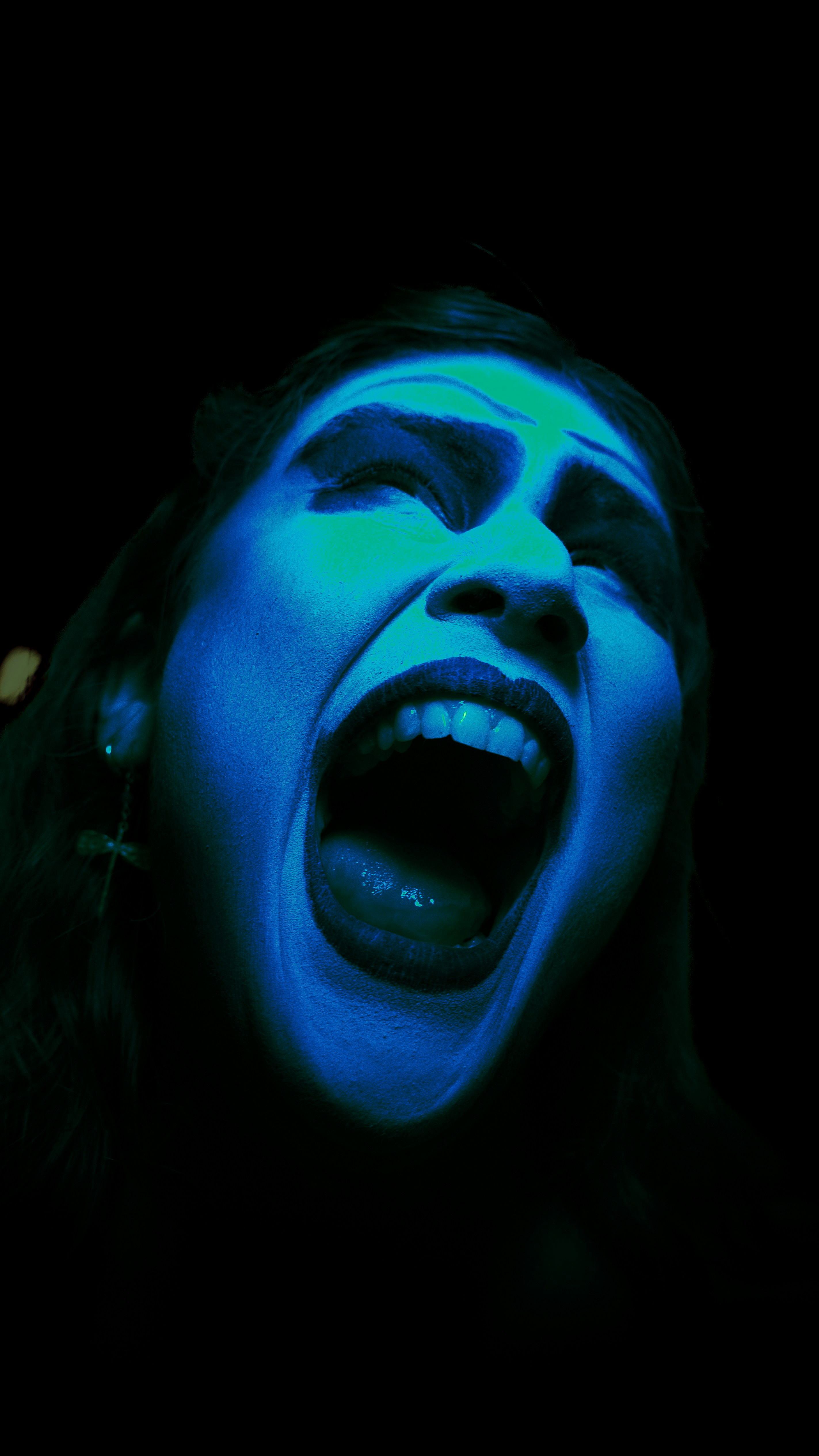 Woman screaming with blue light on face photo – Free Face Image on Unsplash
