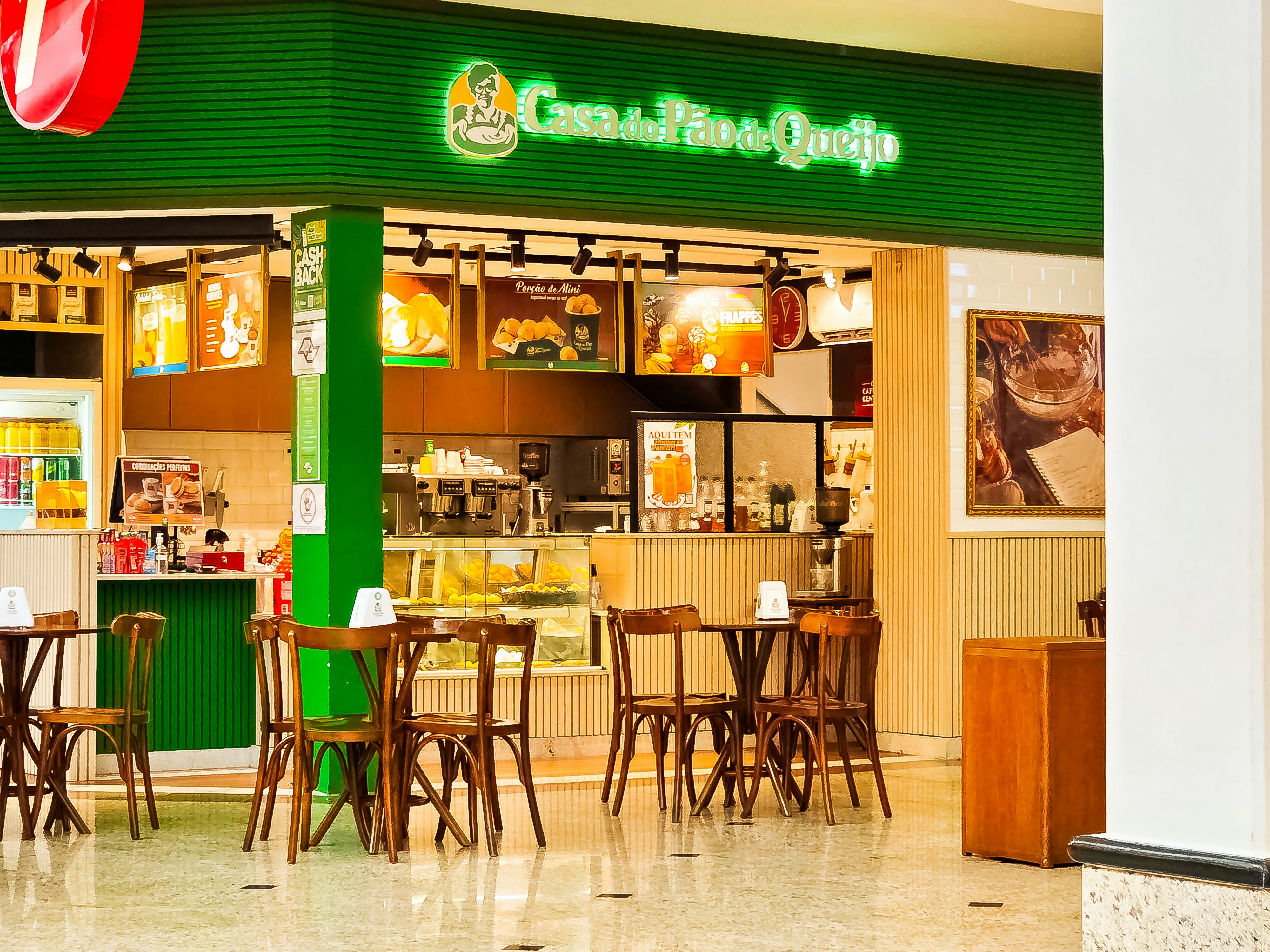 Cafetería verde con mesas y sillas foto – Imagen de Diseño de ...