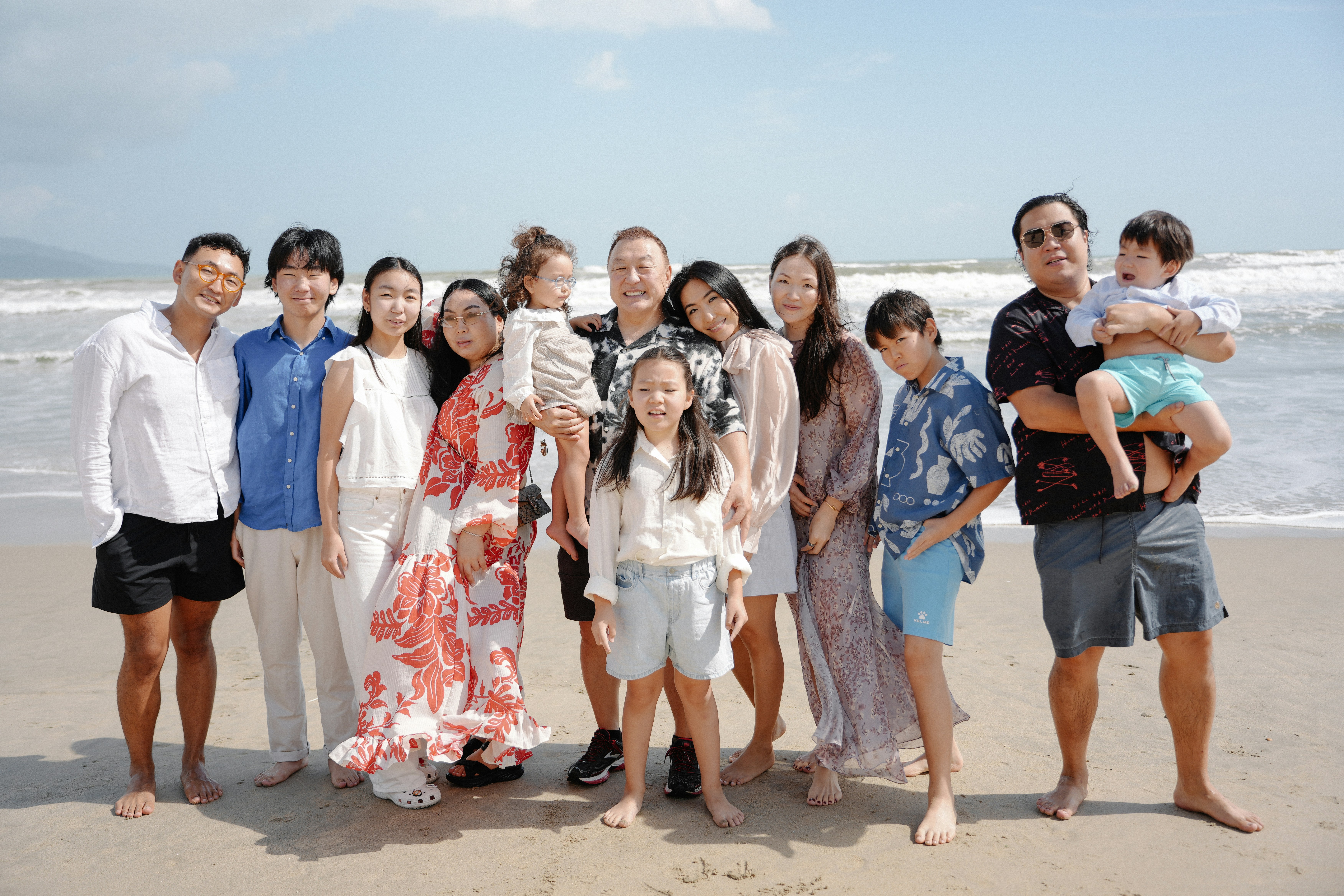 A large family poses for a photo on the beach. photo – Free Relaxation ...