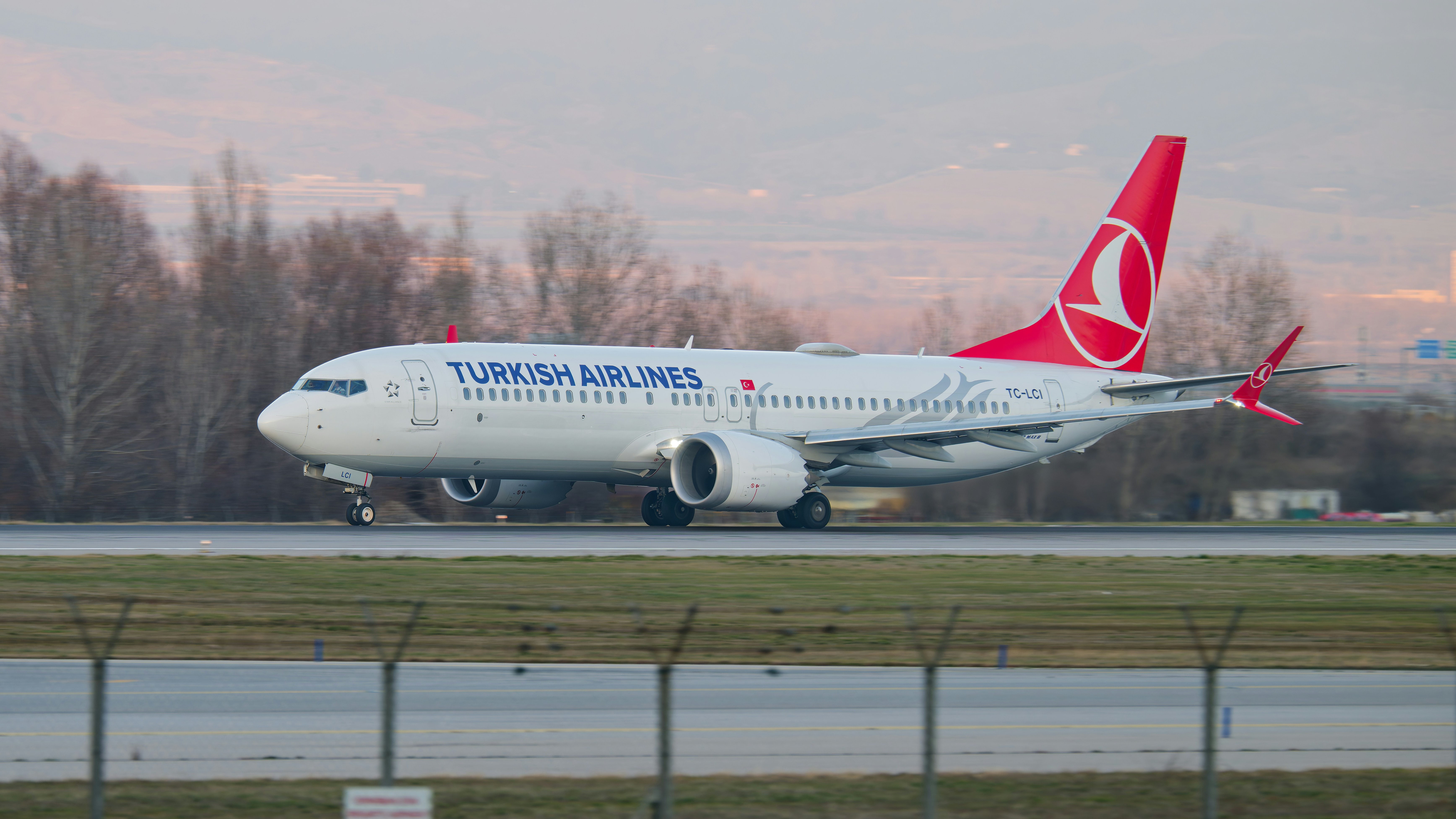Turkish Airlines Narrow-Body in Sand-Colored Evening Light