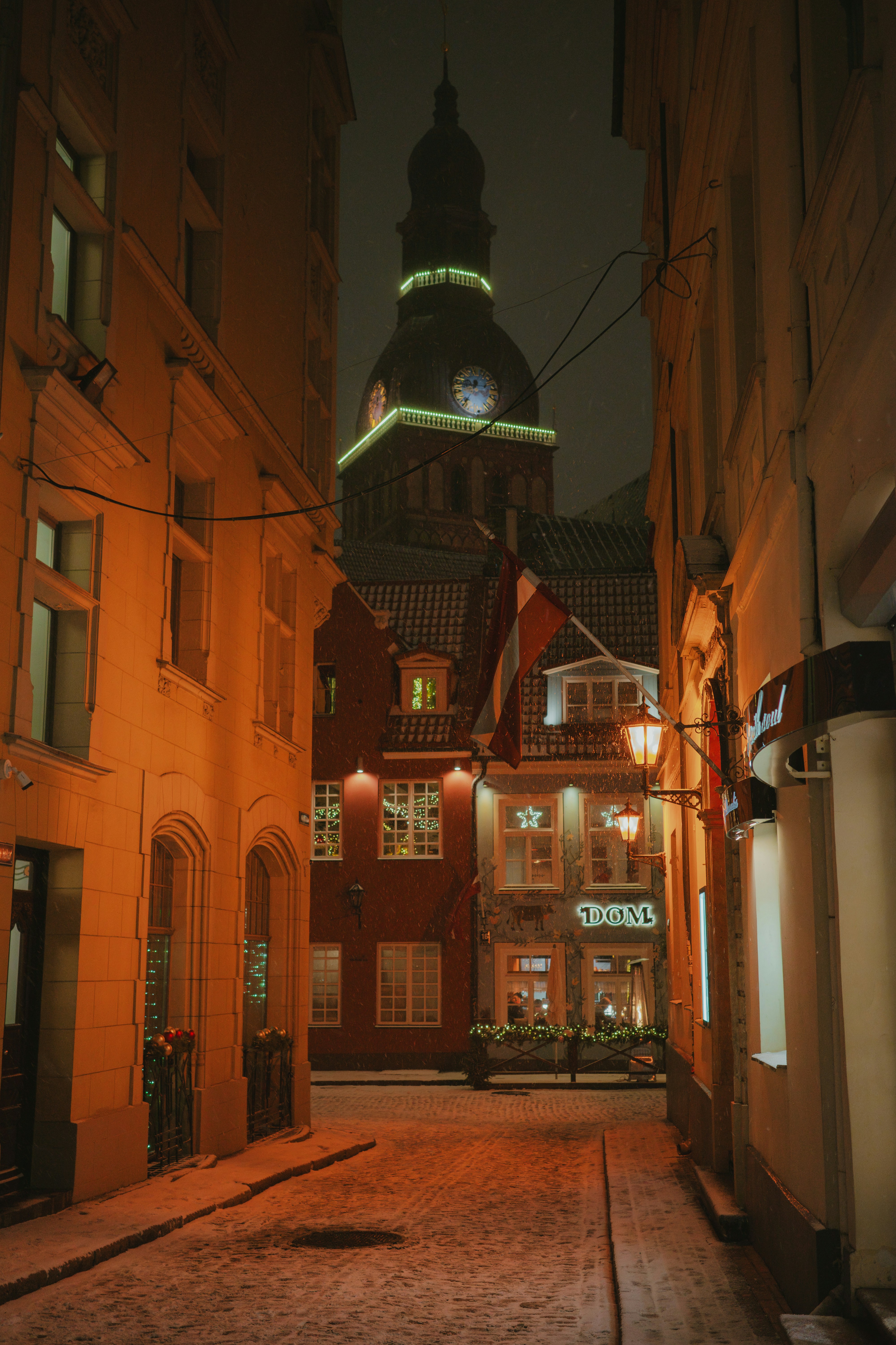 Lamplit Callejón to the Clock Tower