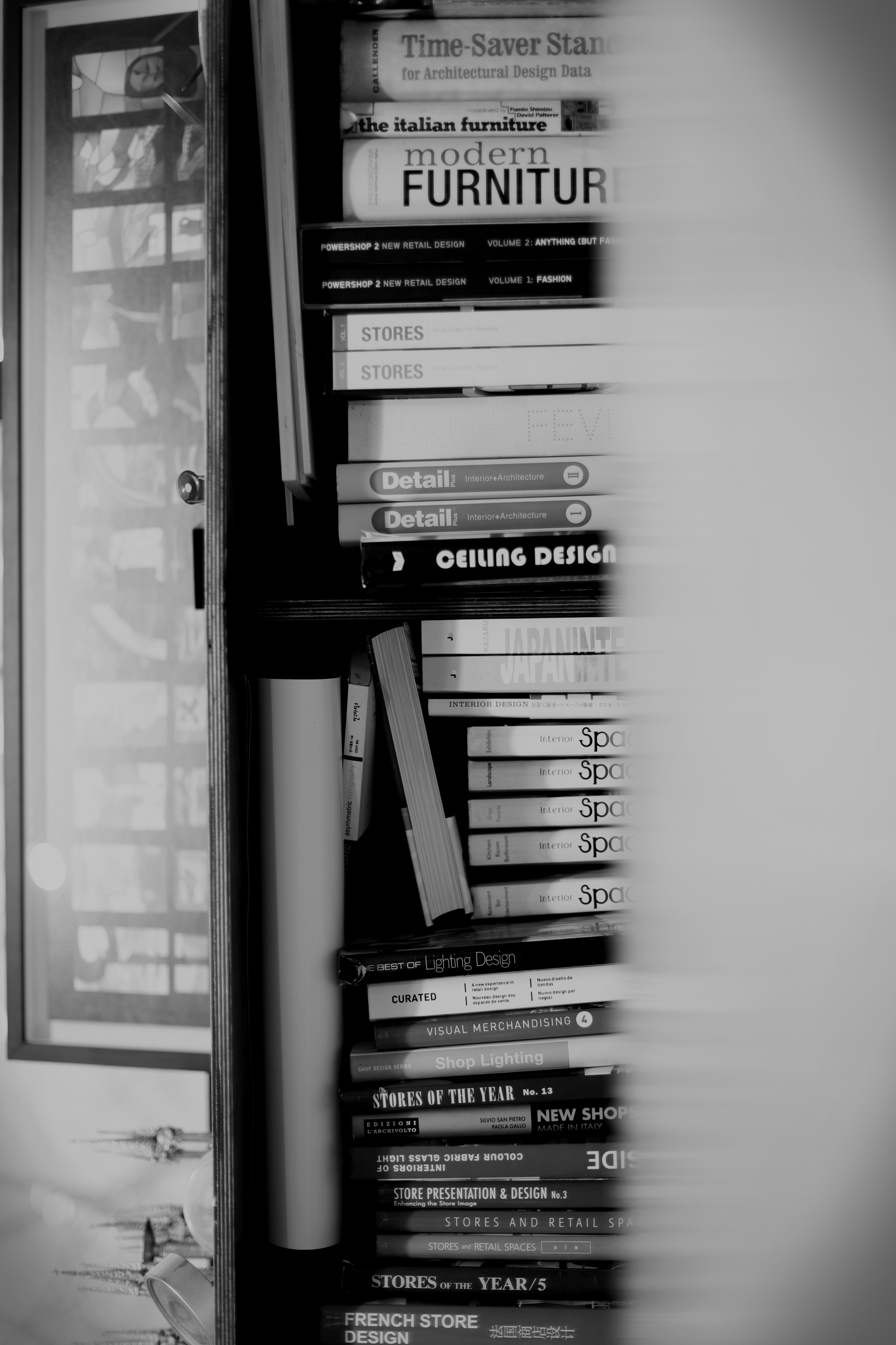 A bookshelf filled with various books and magazines. photo – Free Home decor Image on Unsplash