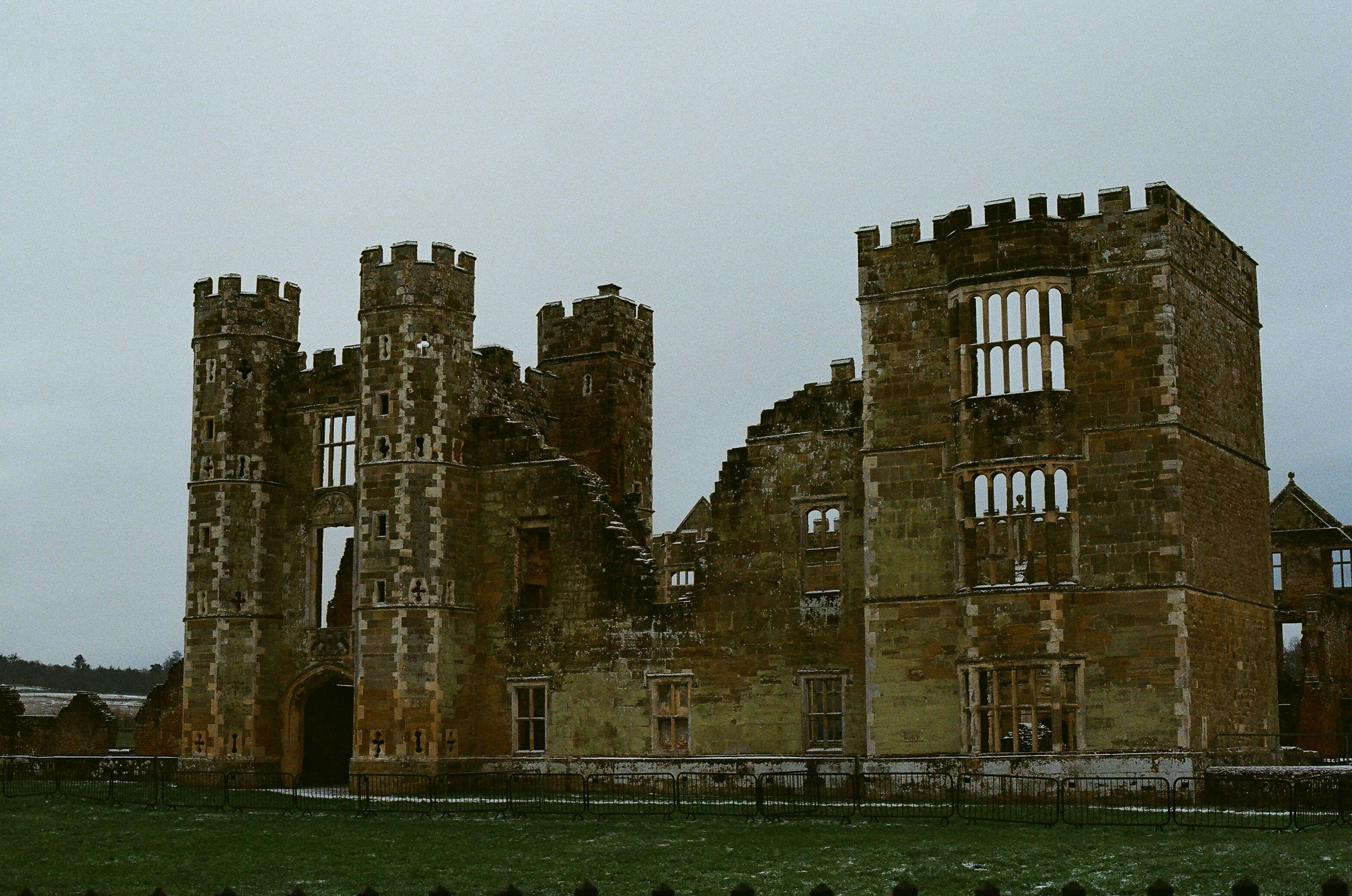 Castillo en ruinas con torres bajo un cielo nublado foto – Imagen de ...