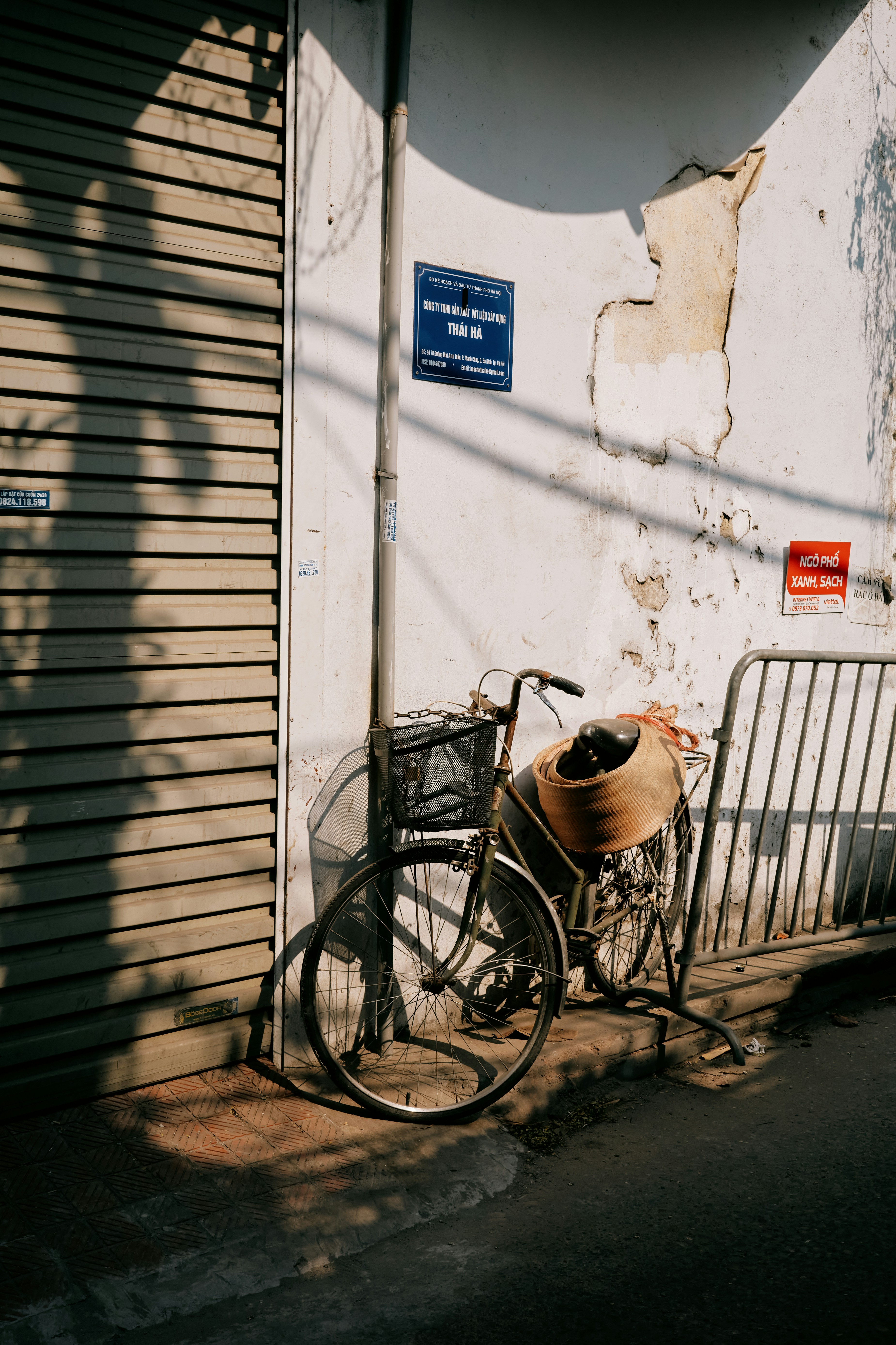 A bicycle parked against a textured wall photo – Free Texture Image on ...