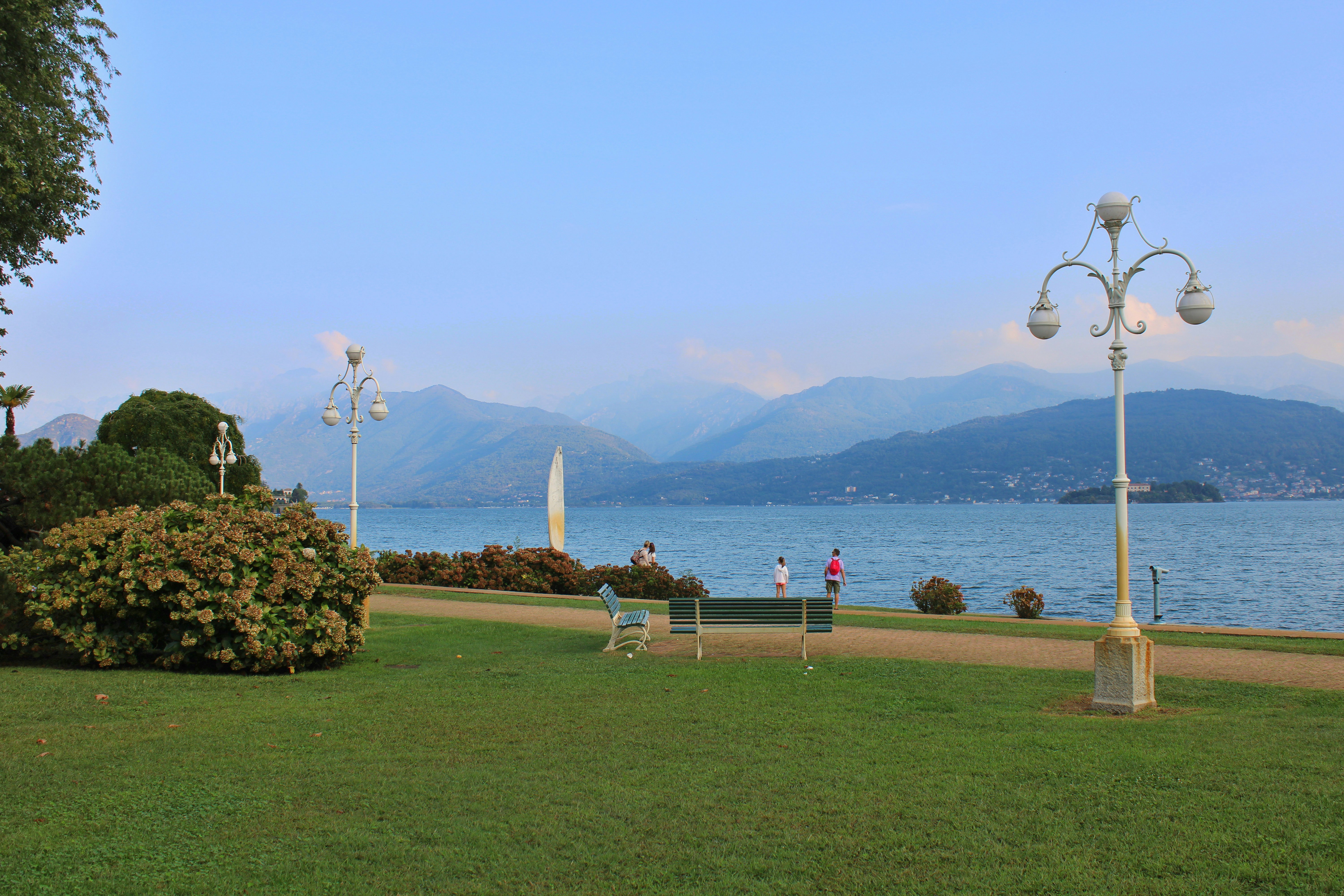 Lakeside Promenade: Gentle Waves, Quiet Ambience