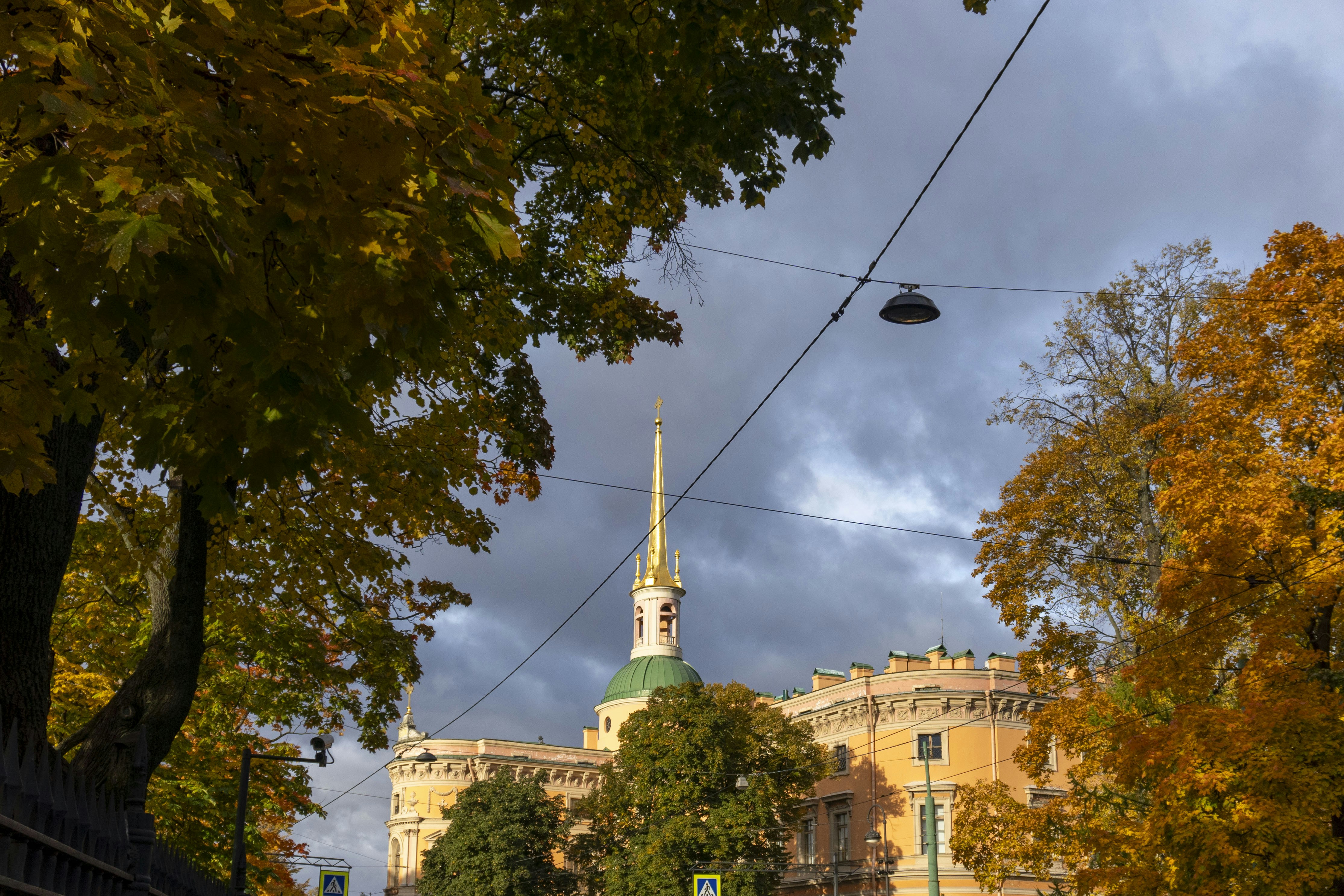 Autumnal Citycrest: Sunlit Facade Beneath a Sky of Contrast