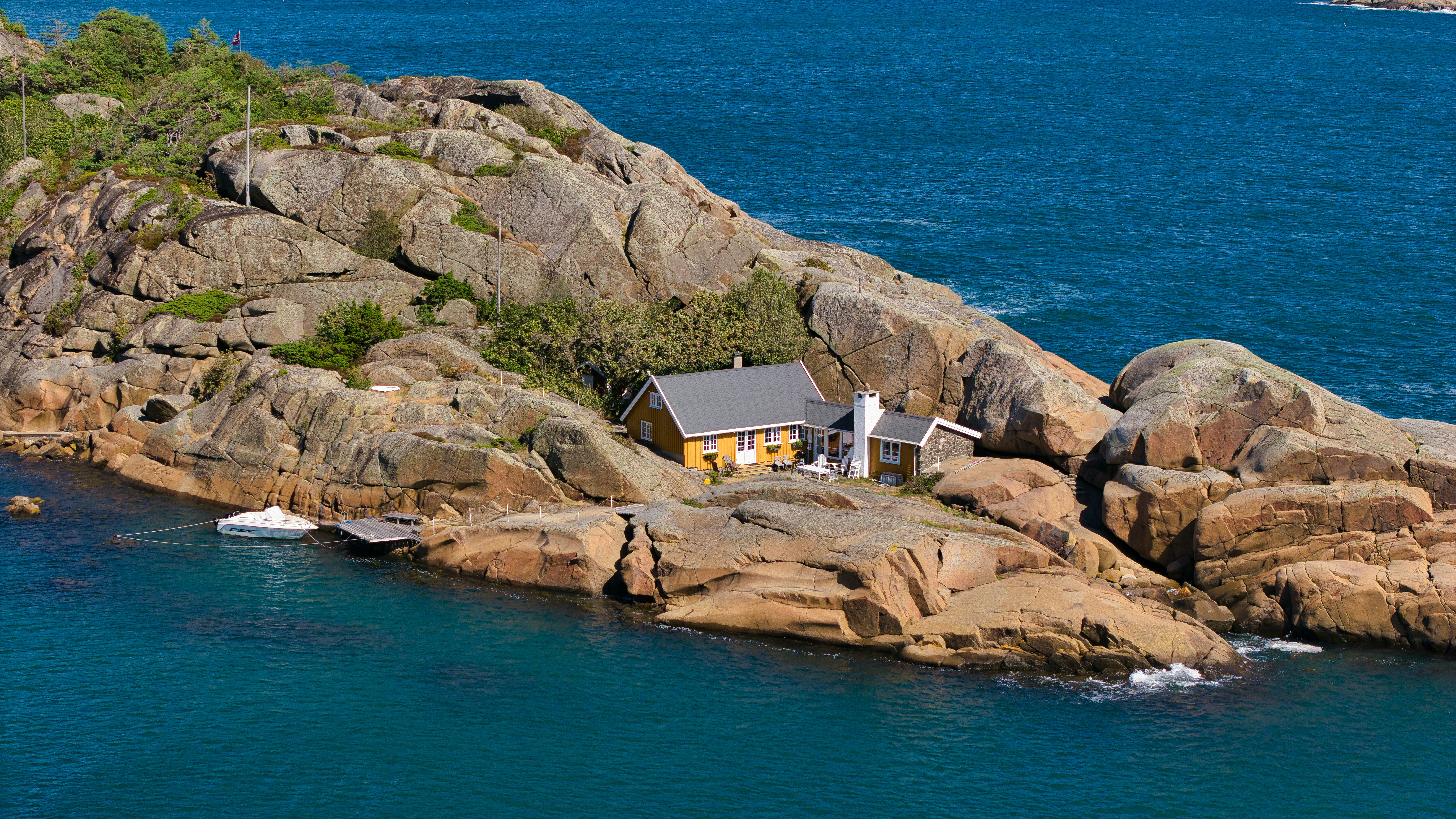 Rocky Seaside Cabin Quietly Anchored Between Sea and Stone