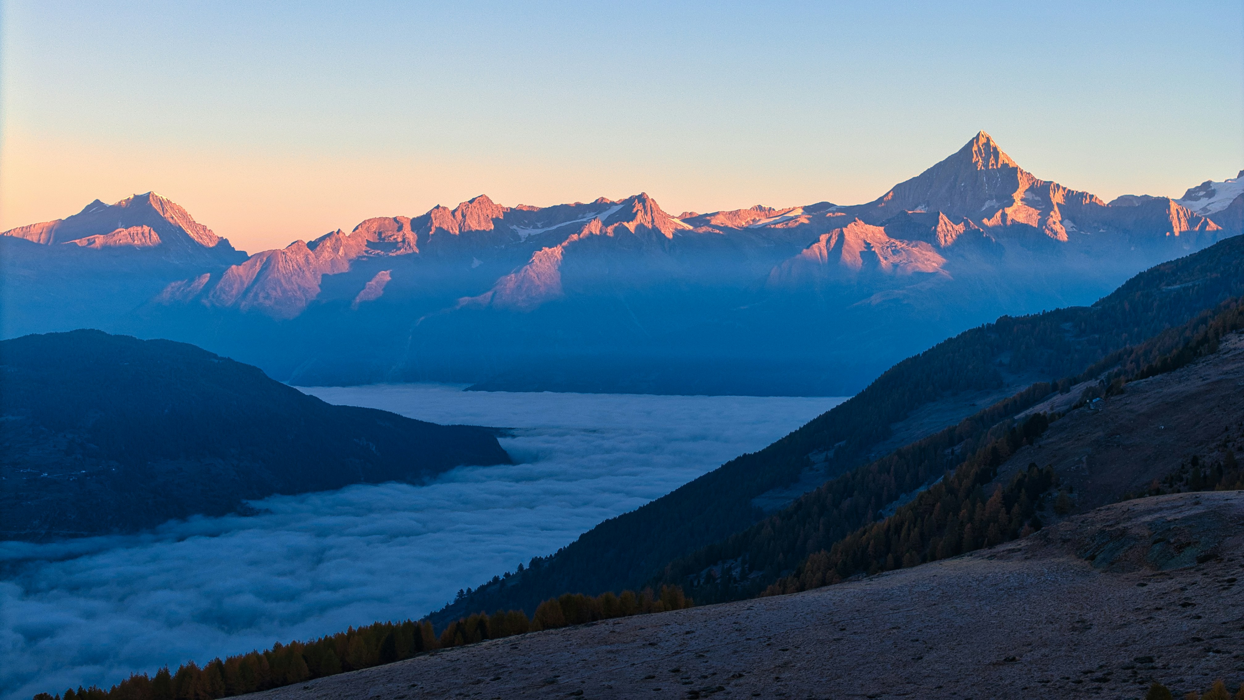 Dawn Crest: Alpine Peaks Above a Sea of Clouds