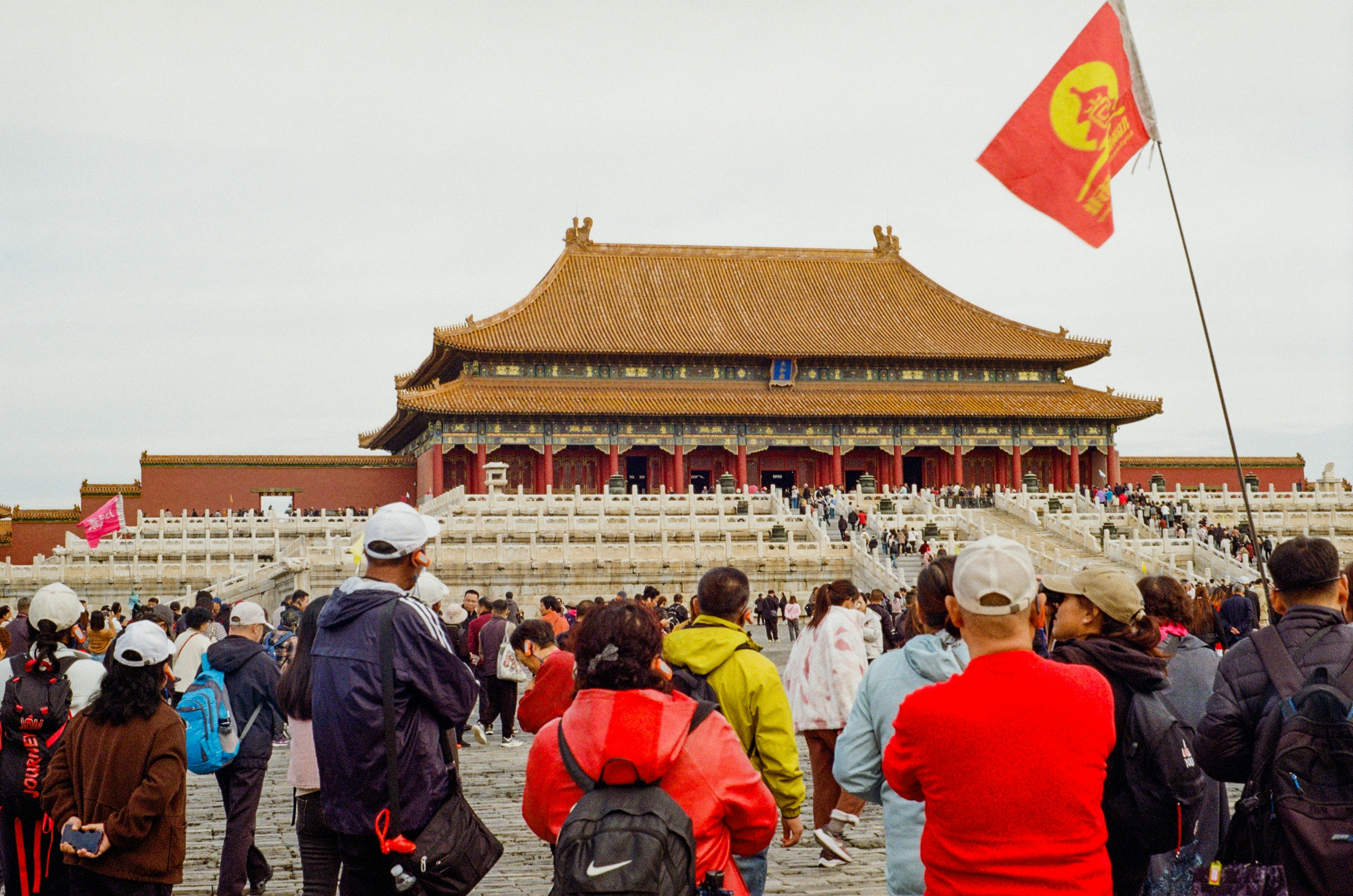 Crowd gathered at the forbidden city with a flag. photo – Free Crowd ...