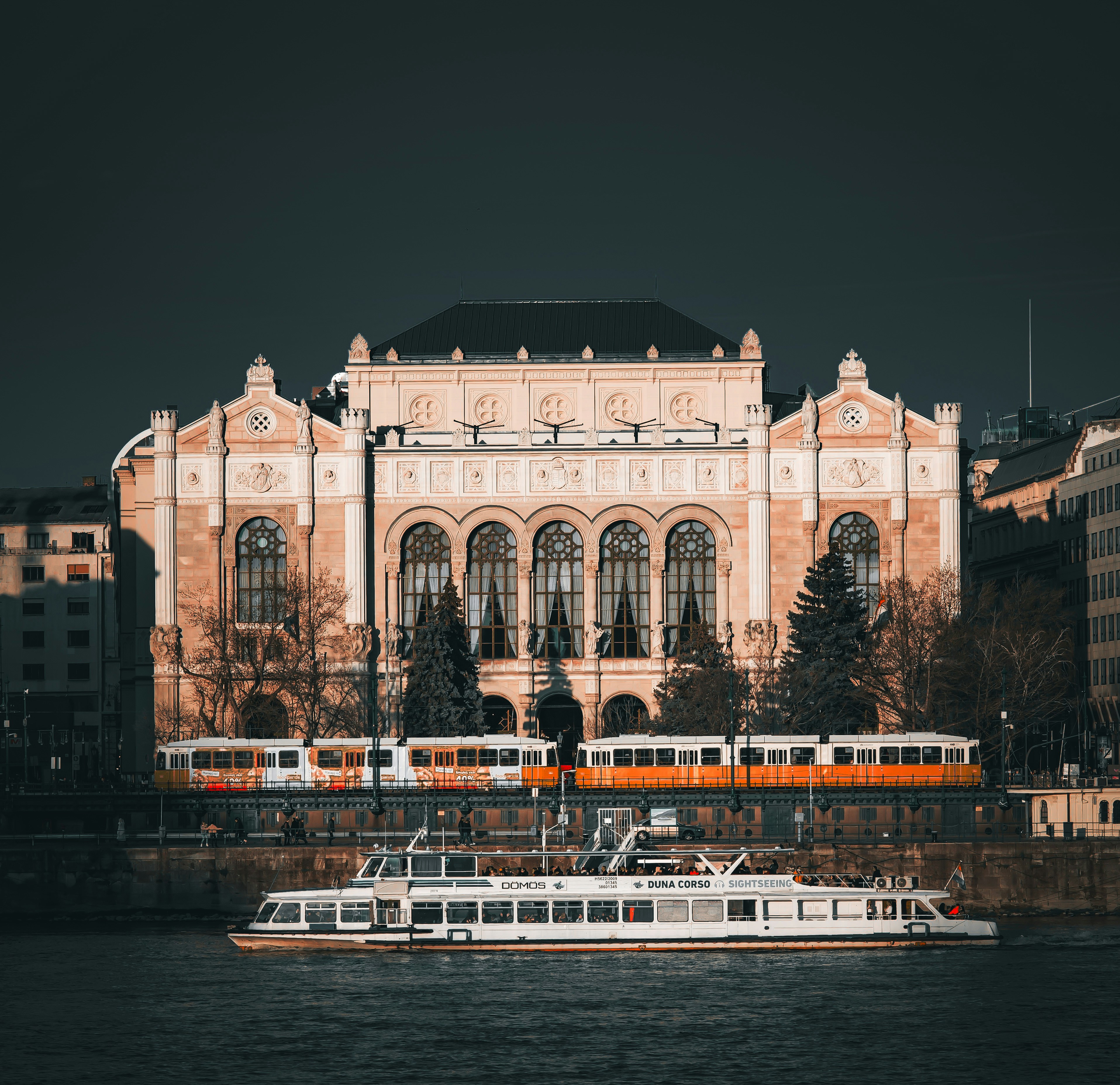 Edifício ornamentado com bonde e barco pelo rio. foto – Imagem grátis ...