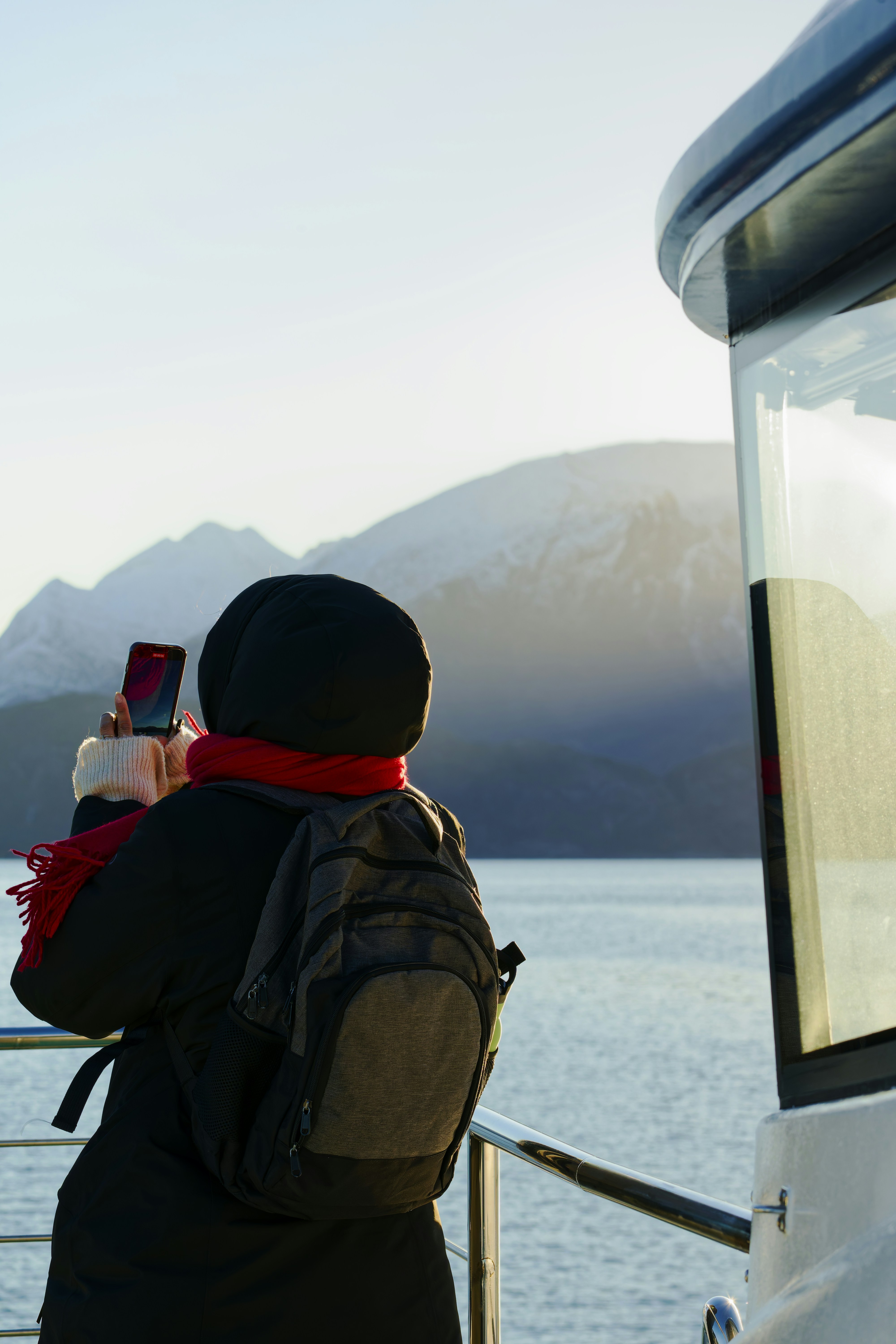 Mid‑Mountains and Glass: A Traveler Captures the View