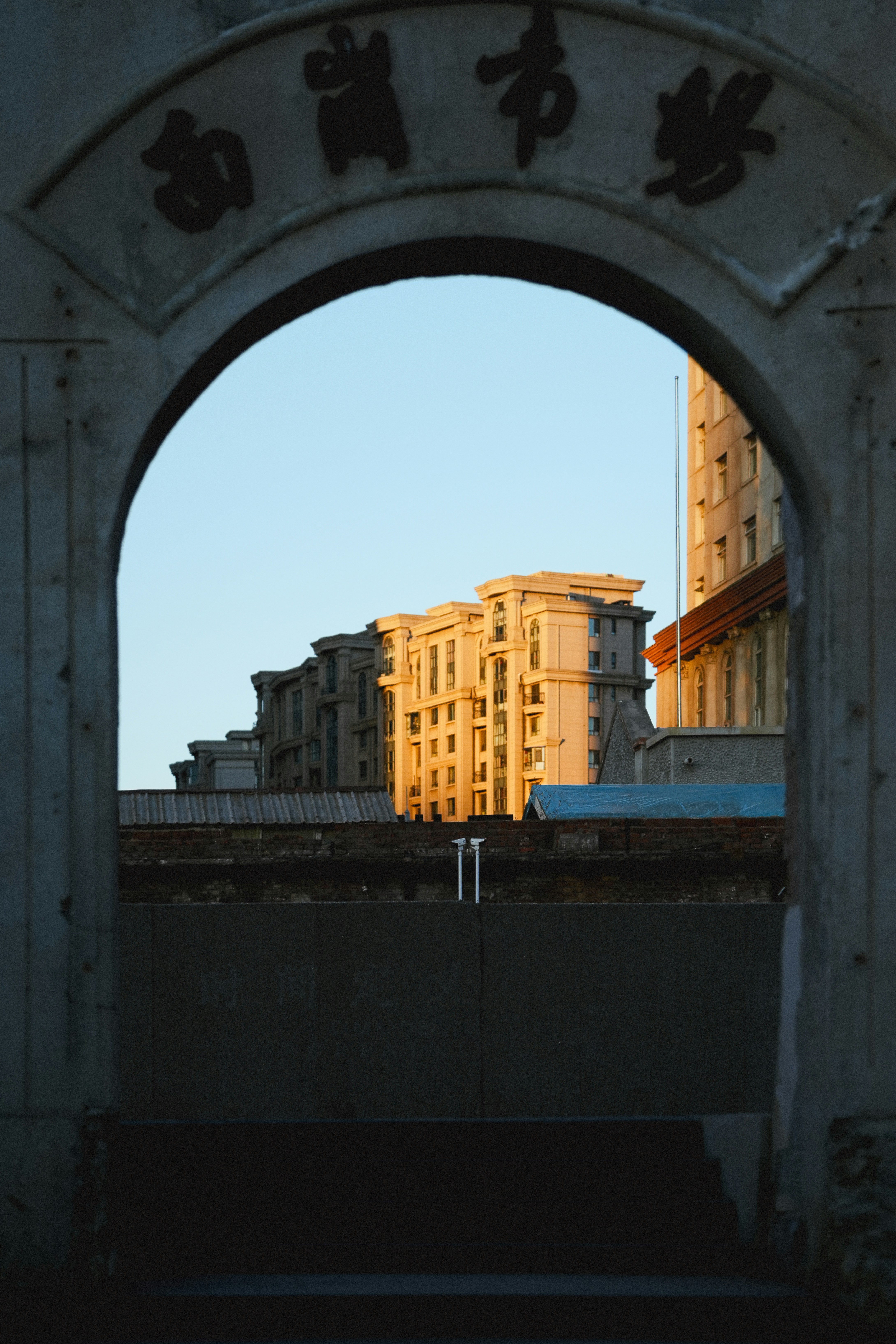 Archway to Warm Light: Urban Facade Framed by a Quiet Portal