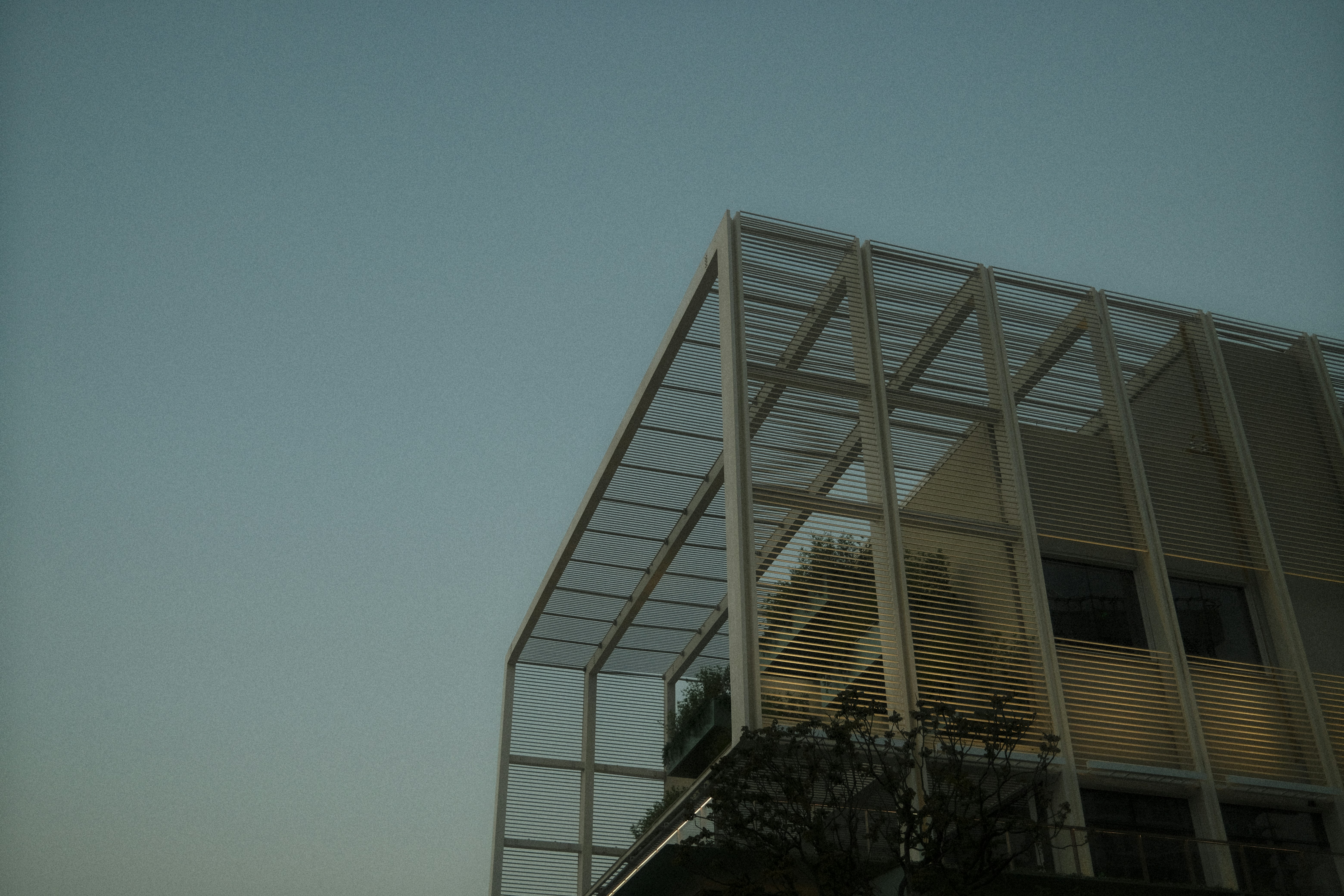 Modern building with geometric framework against sky photo – Free ...