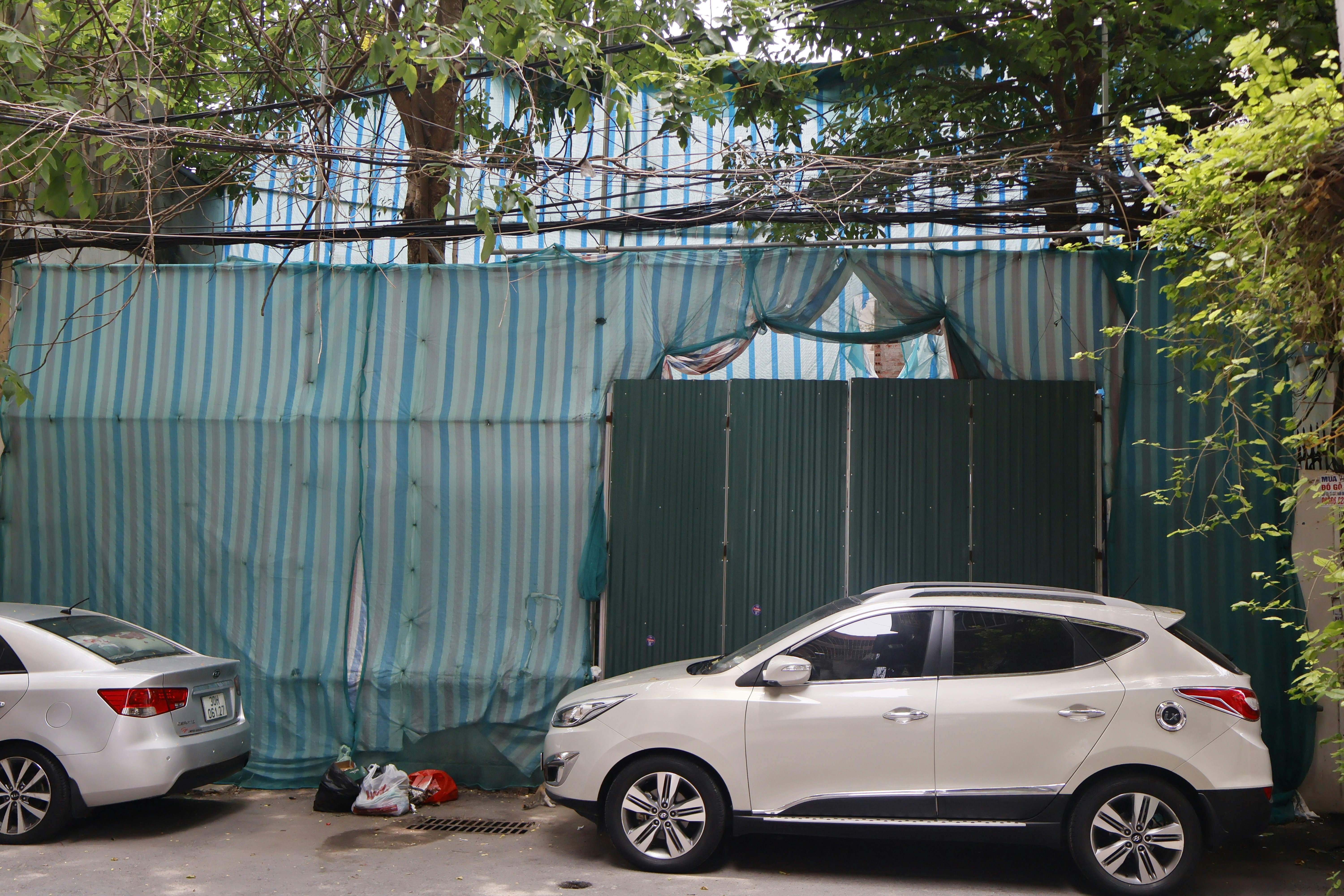 Urban Quiet: The Silver Sides of a Street Scene