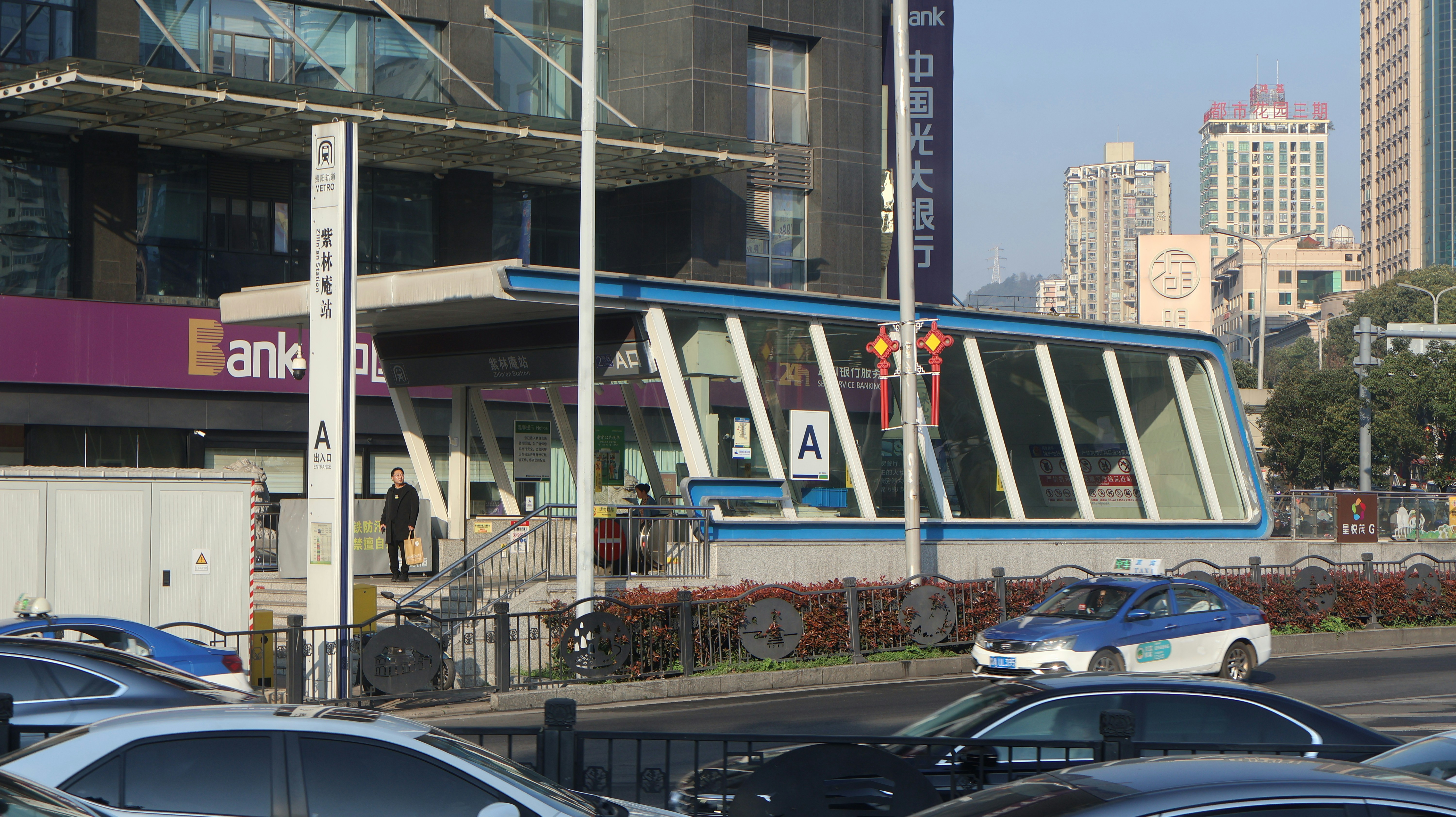 Split-View City Transit: A Modern Glass Tram Amid Busy Streets