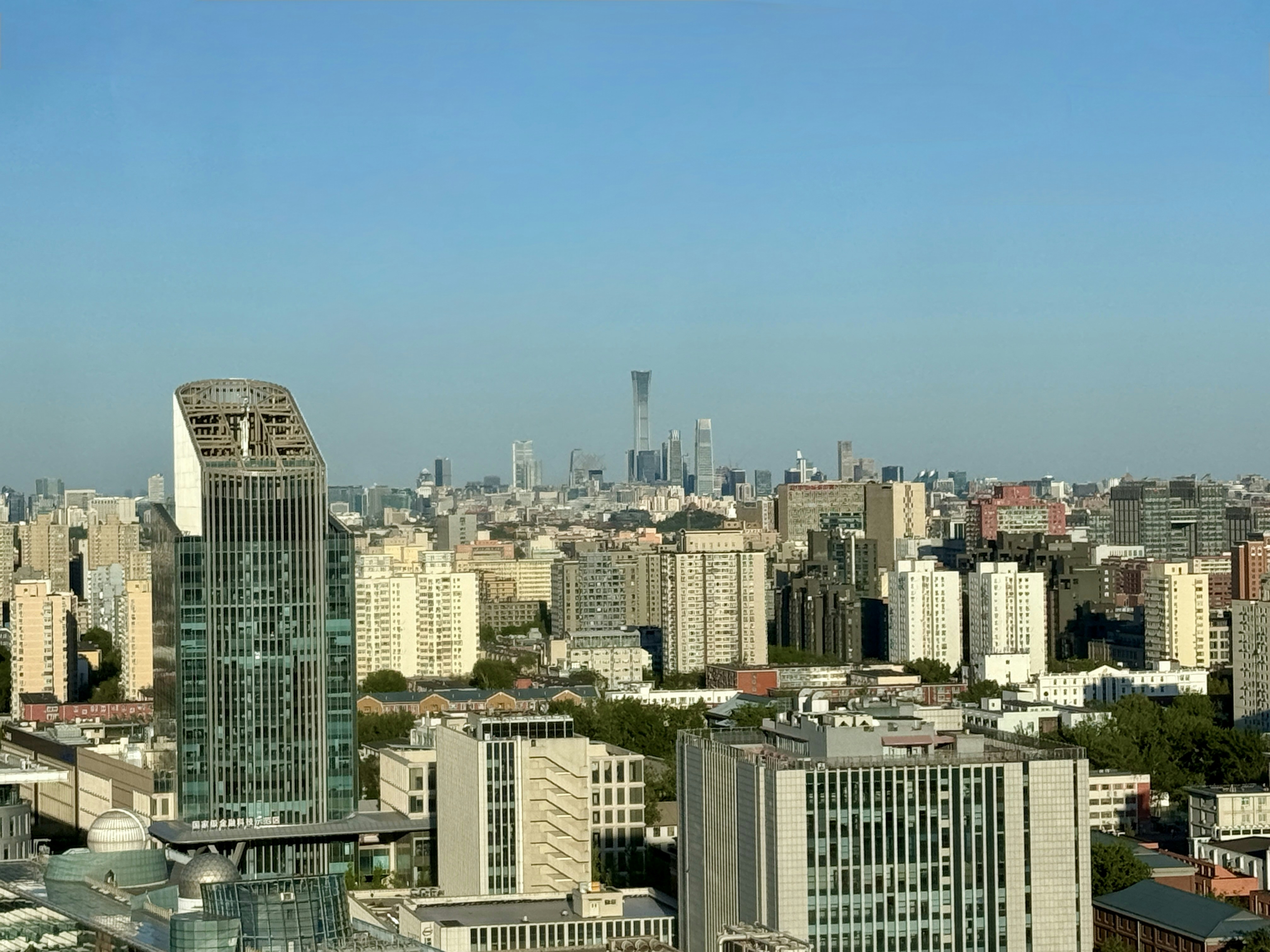 City Silhouette: A Quiet Sky Over Midday Streets