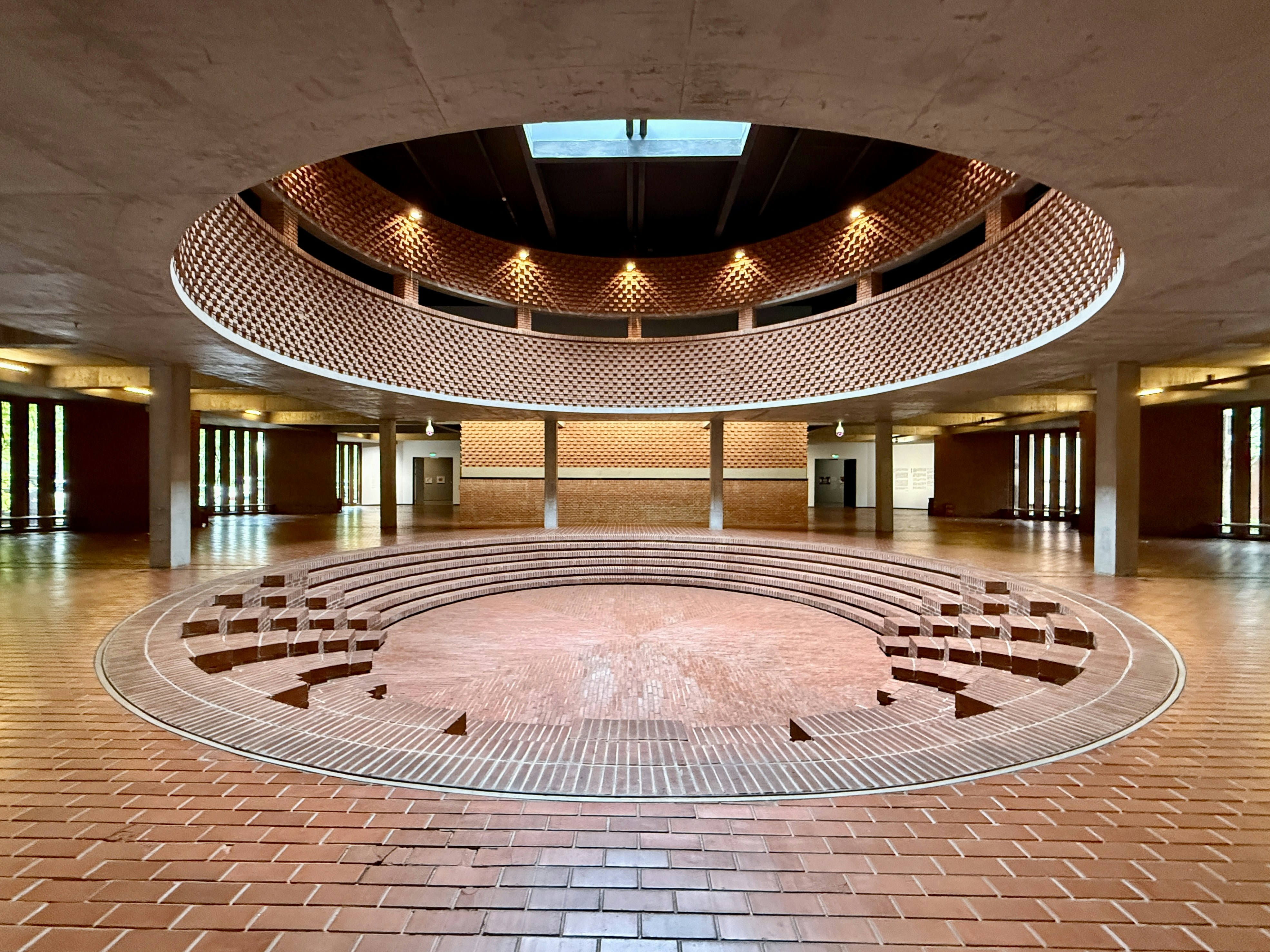 Circular Arena of Quiet Echoes