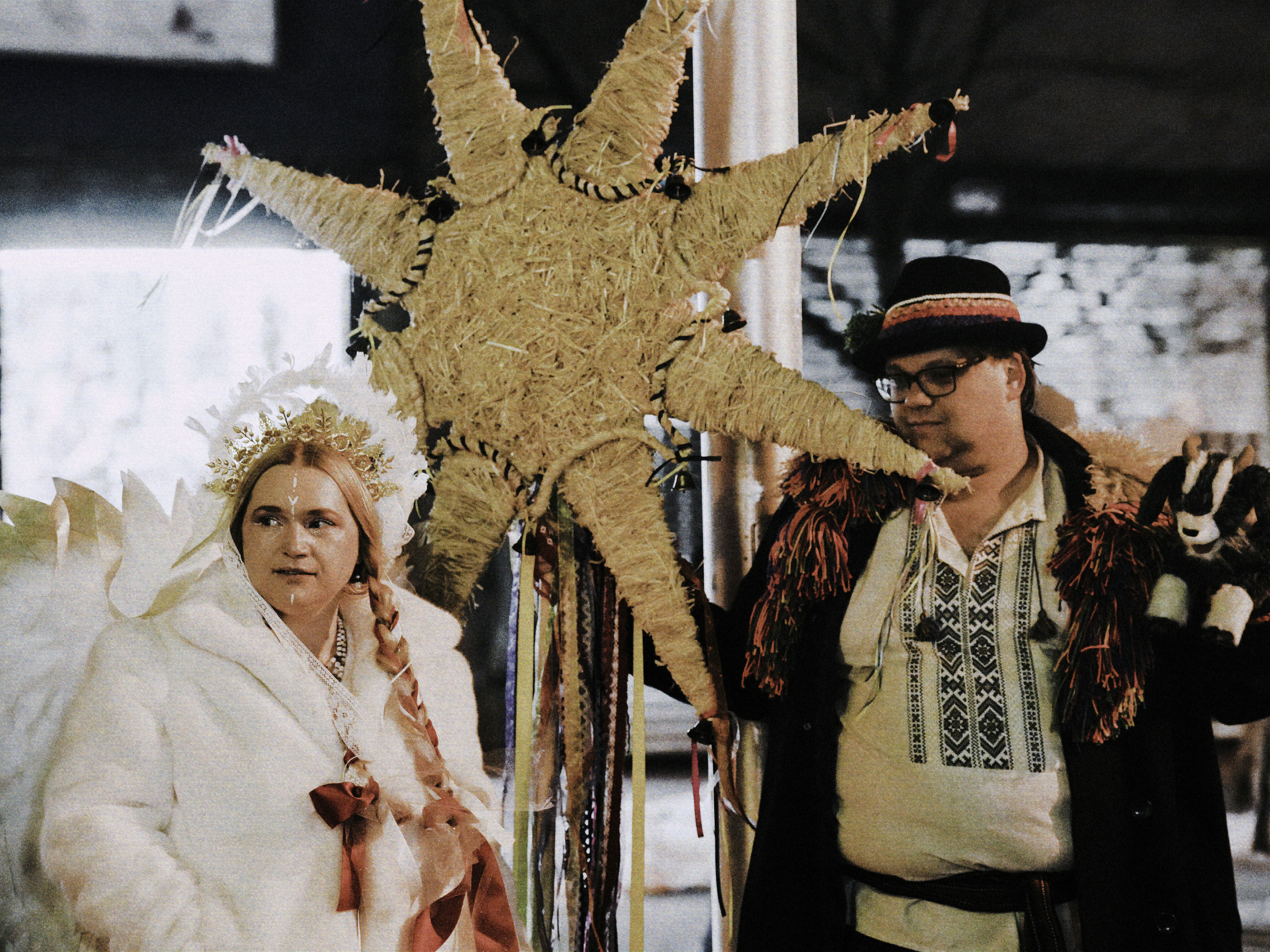 Cosplay at a Festive Market: A Star-Shaped Turquoise Star Steals the Scene