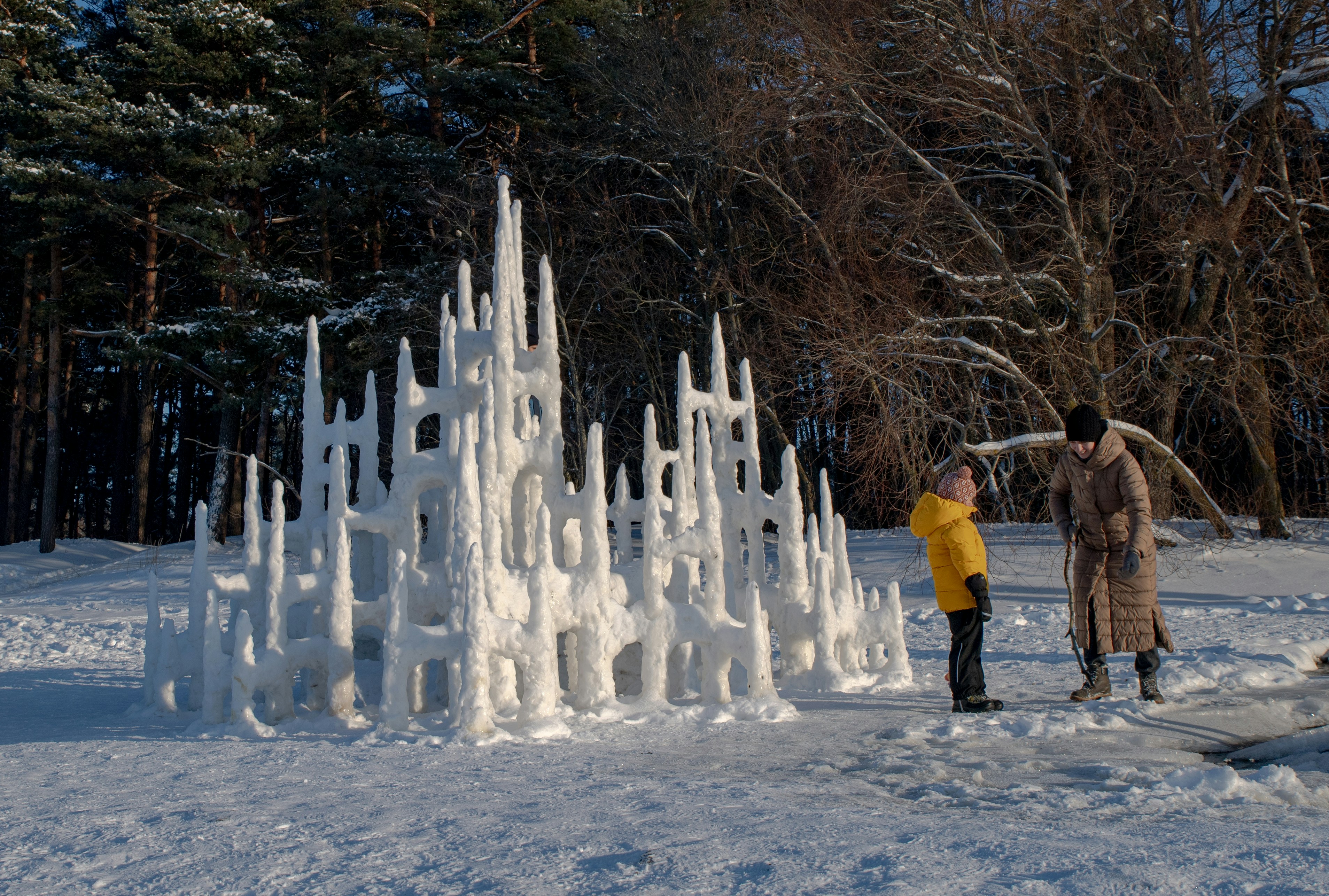 Children admire a large ice sculpture in a snowy park. photo – Free ...