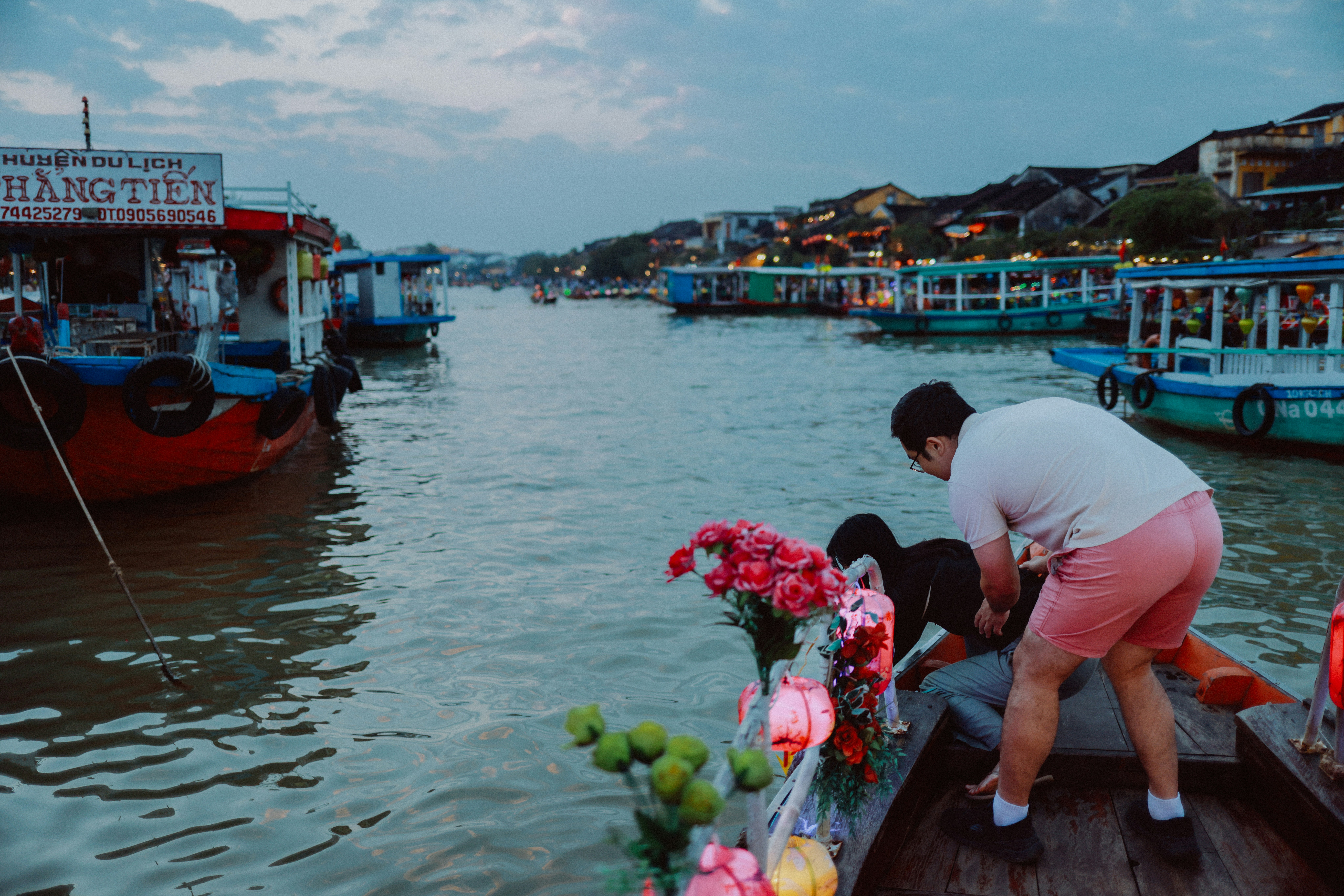 Moonlit Canal Farewell: A Boatman and Bouquets at the Floating Market