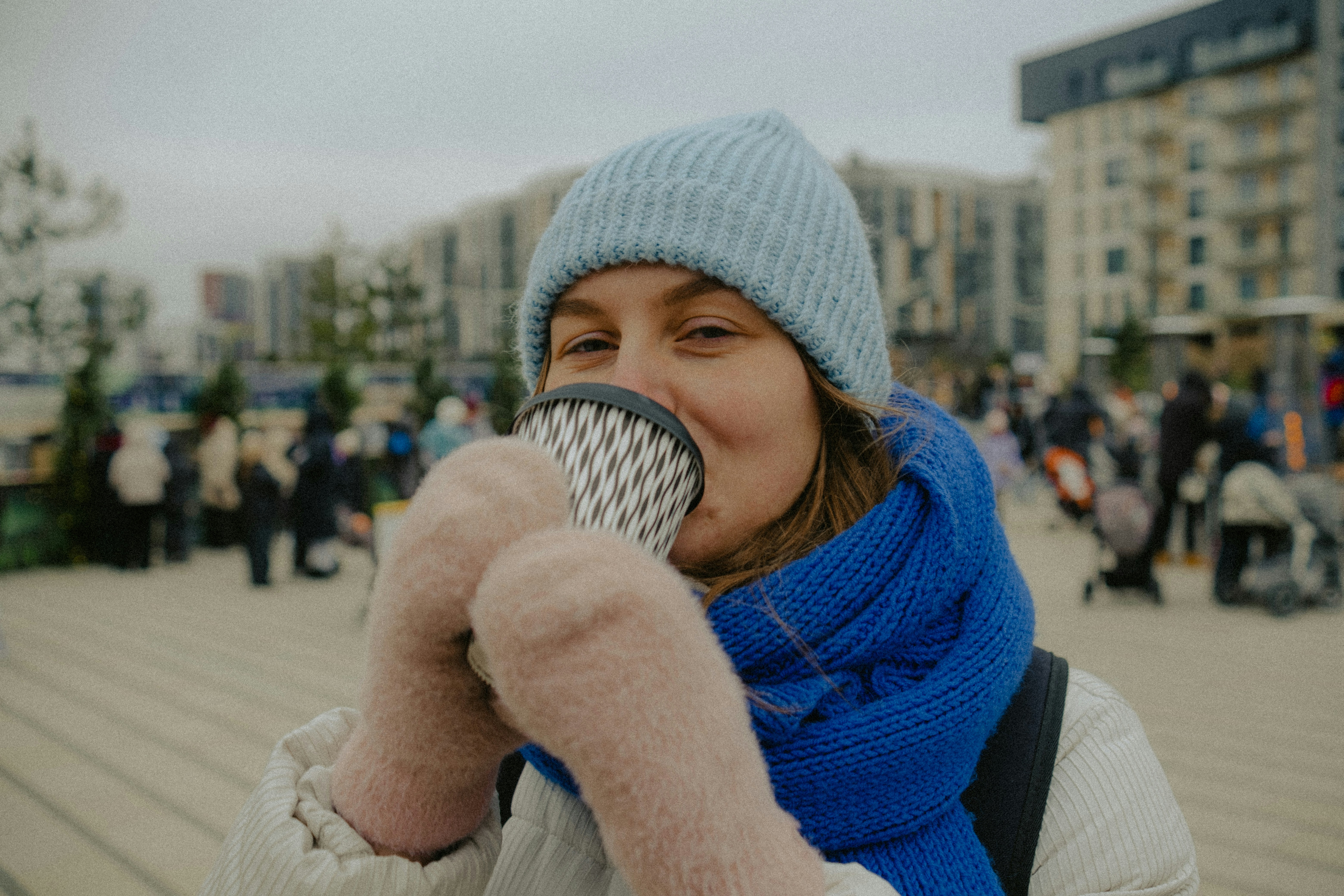 Cozy Breath in a Busy Plaza