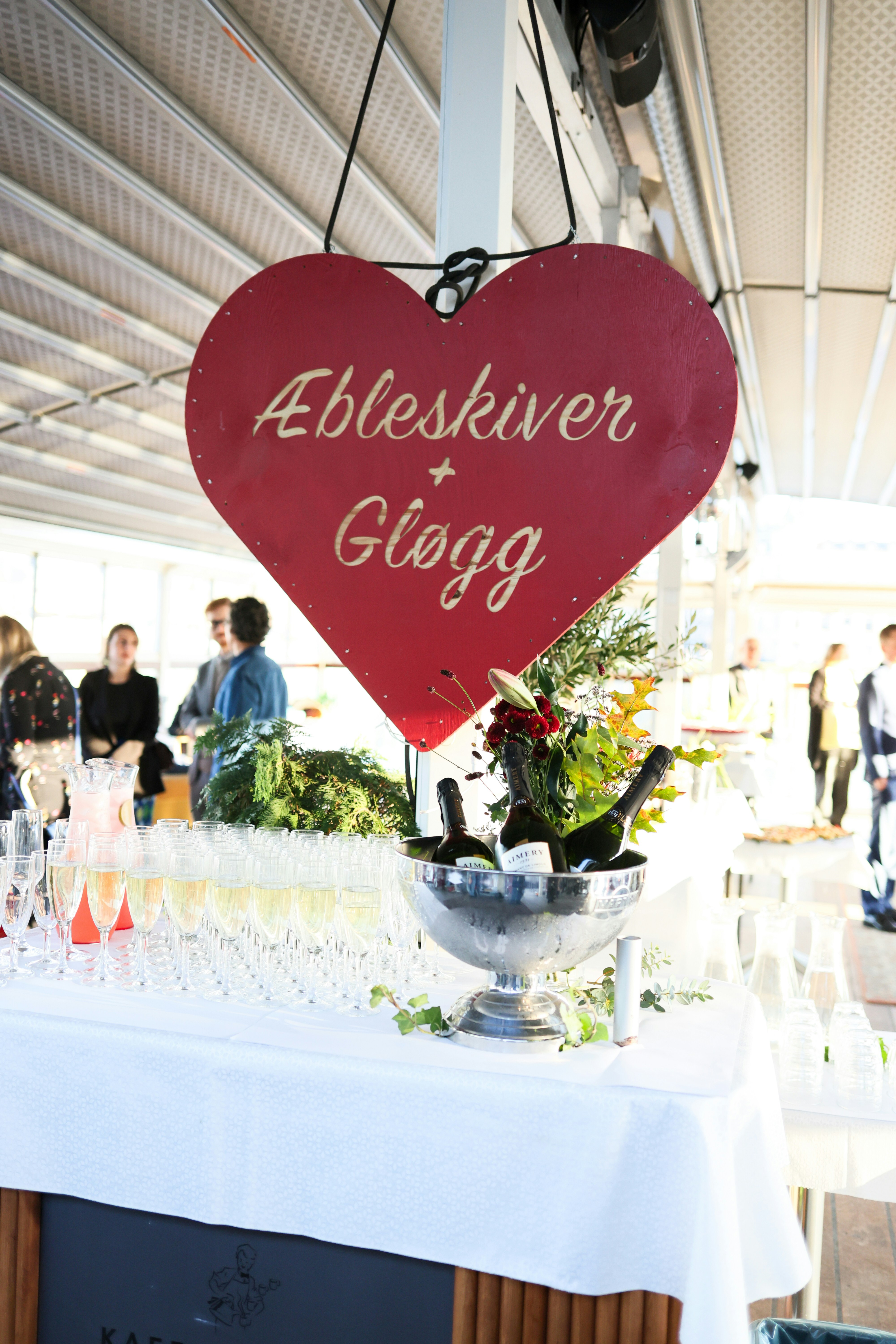 Heart of the Reception: a festive centerpiece on display