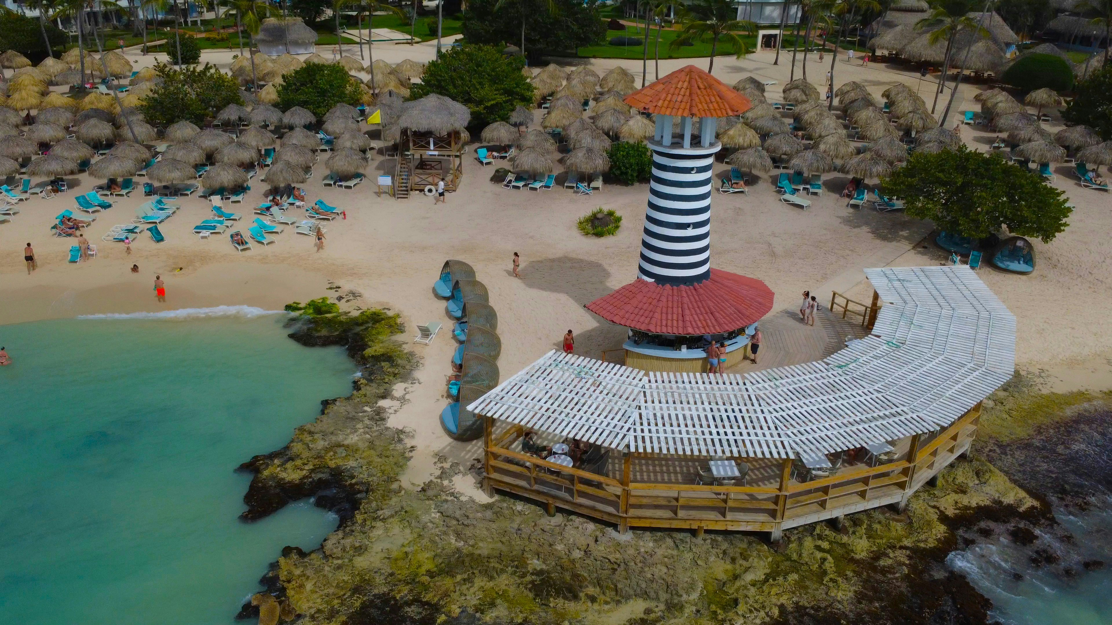 Phare et station balnéaire avec toits de chaume photo – Image gratuite ...