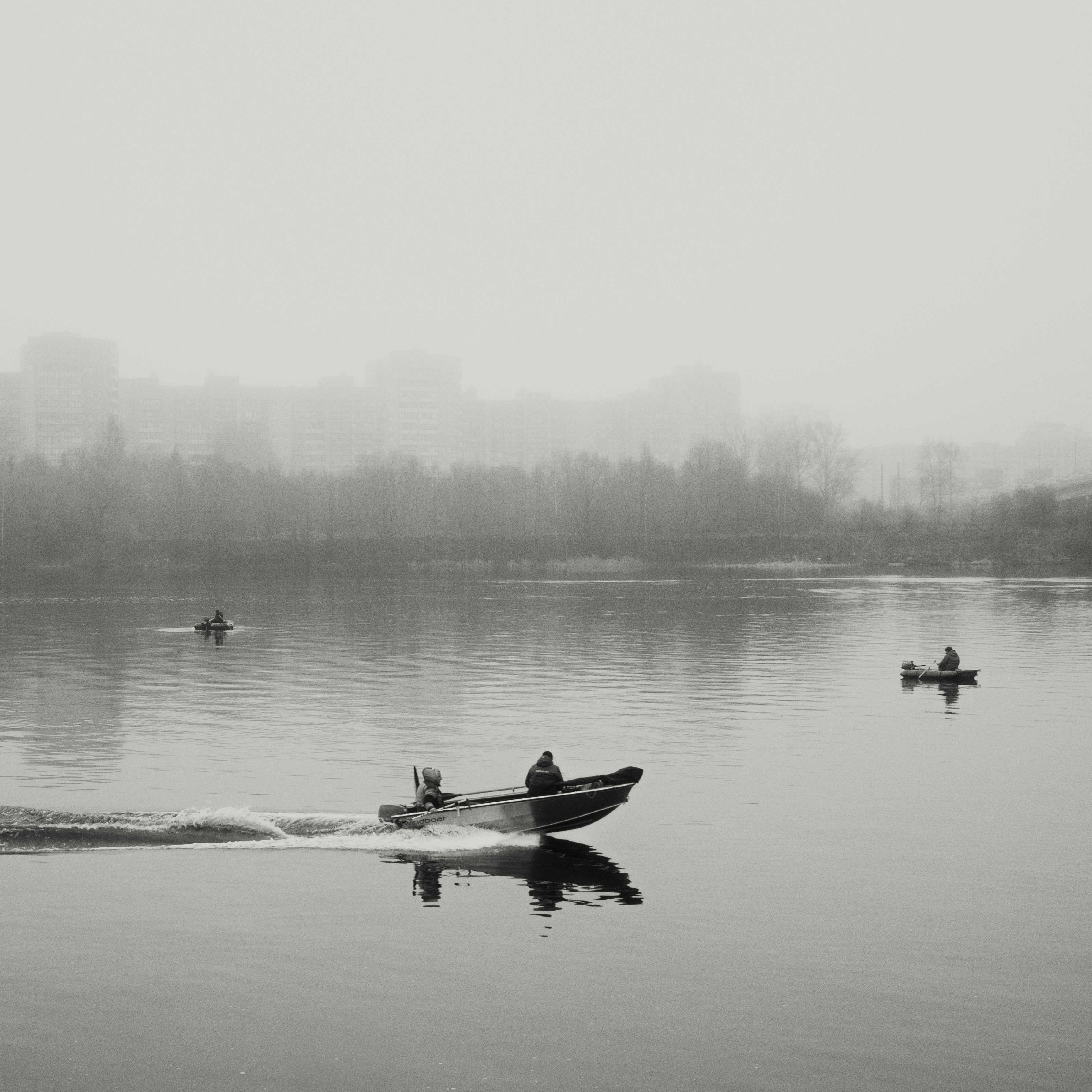 Boat in misty harbor: a quiet diagonal chase