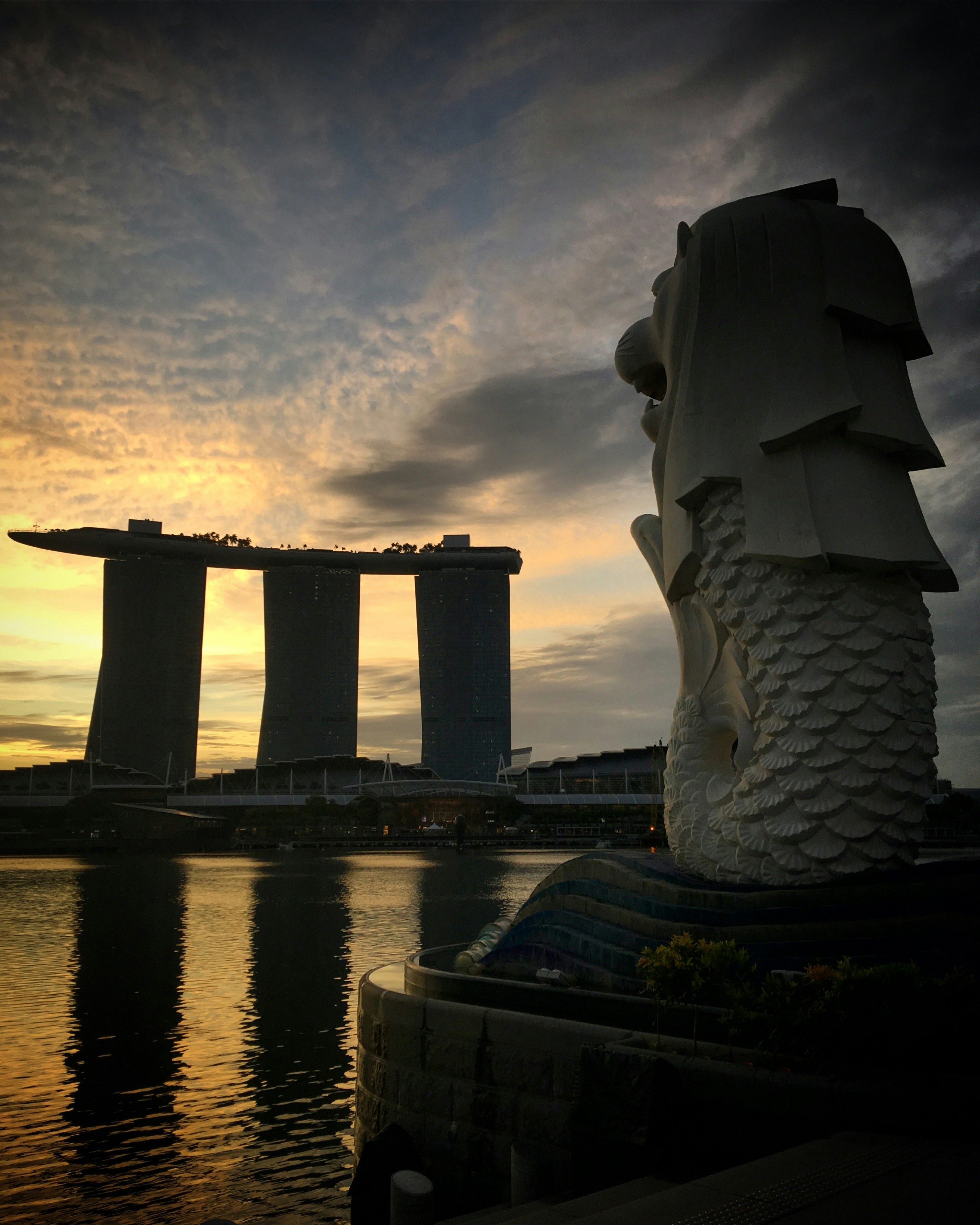 Dusk by the Merlion: Silhouettes Over Singapore’s Waterfront