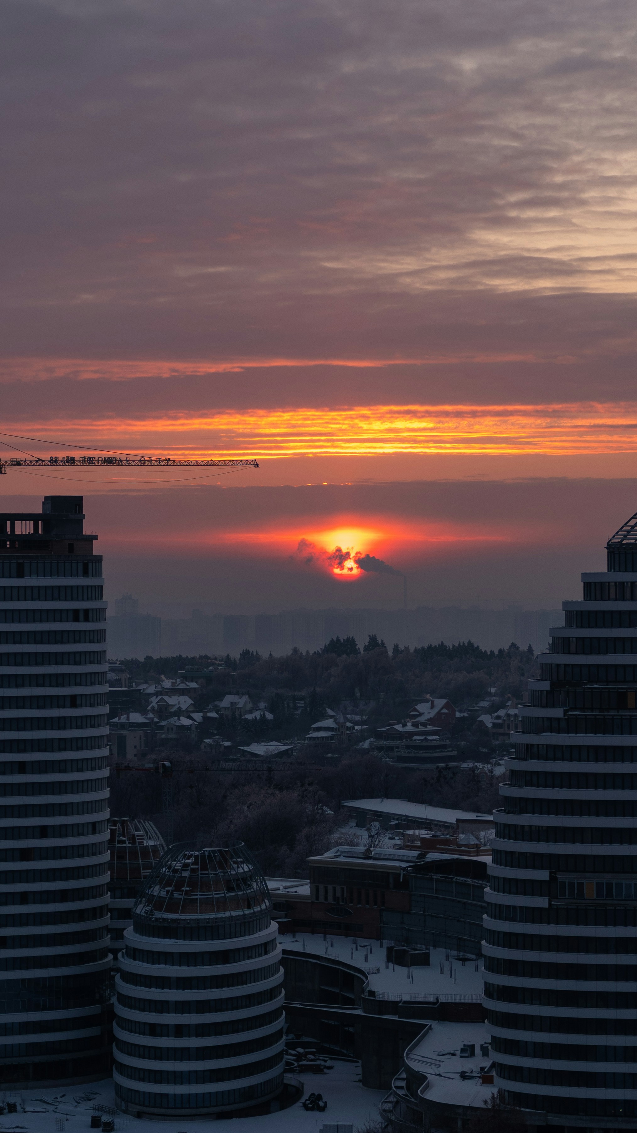 Sunset Over Urban Silhouettes: A Quiet Dusk Between Towers