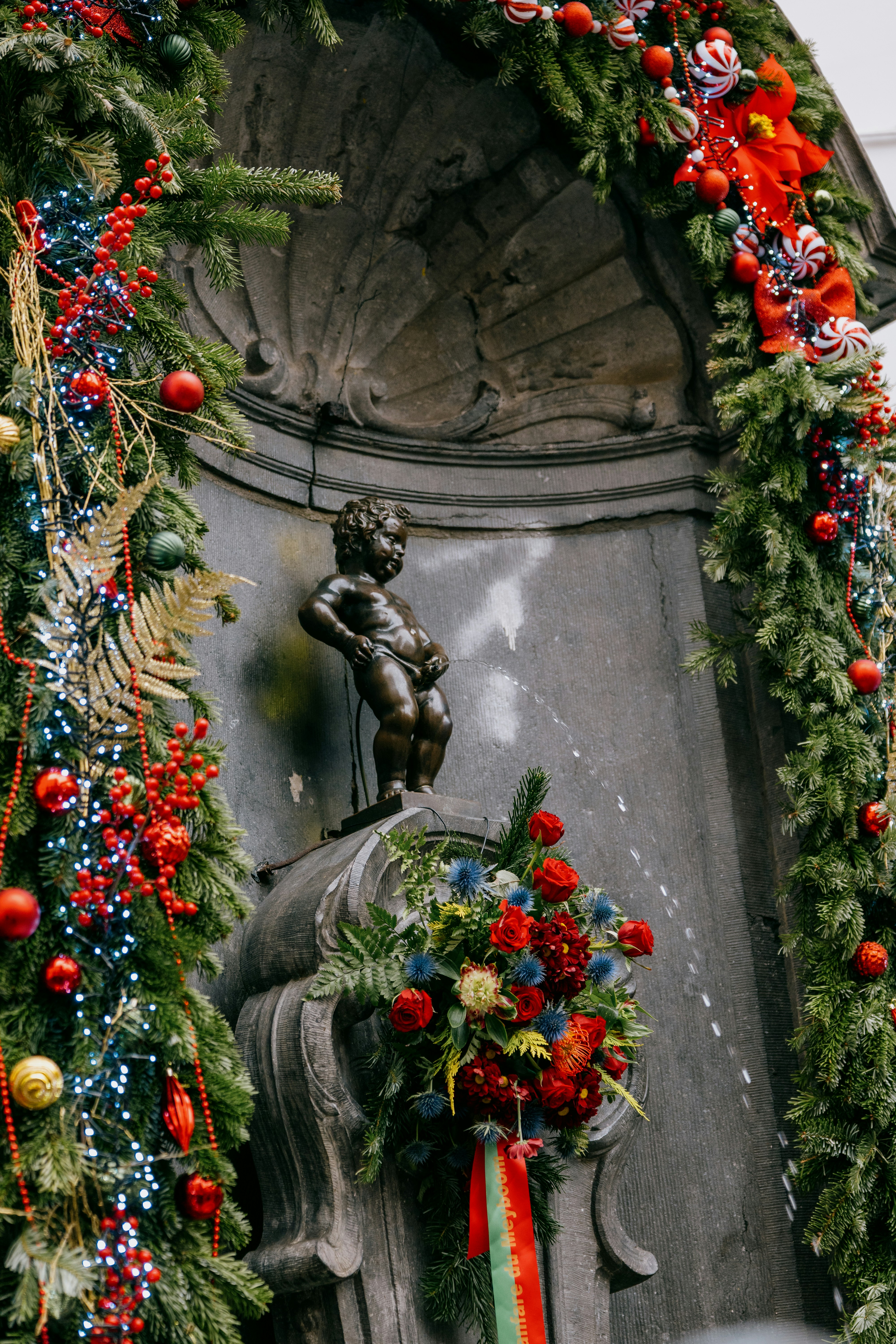 Statue Framed by Festive Garland: A Christmas Niche