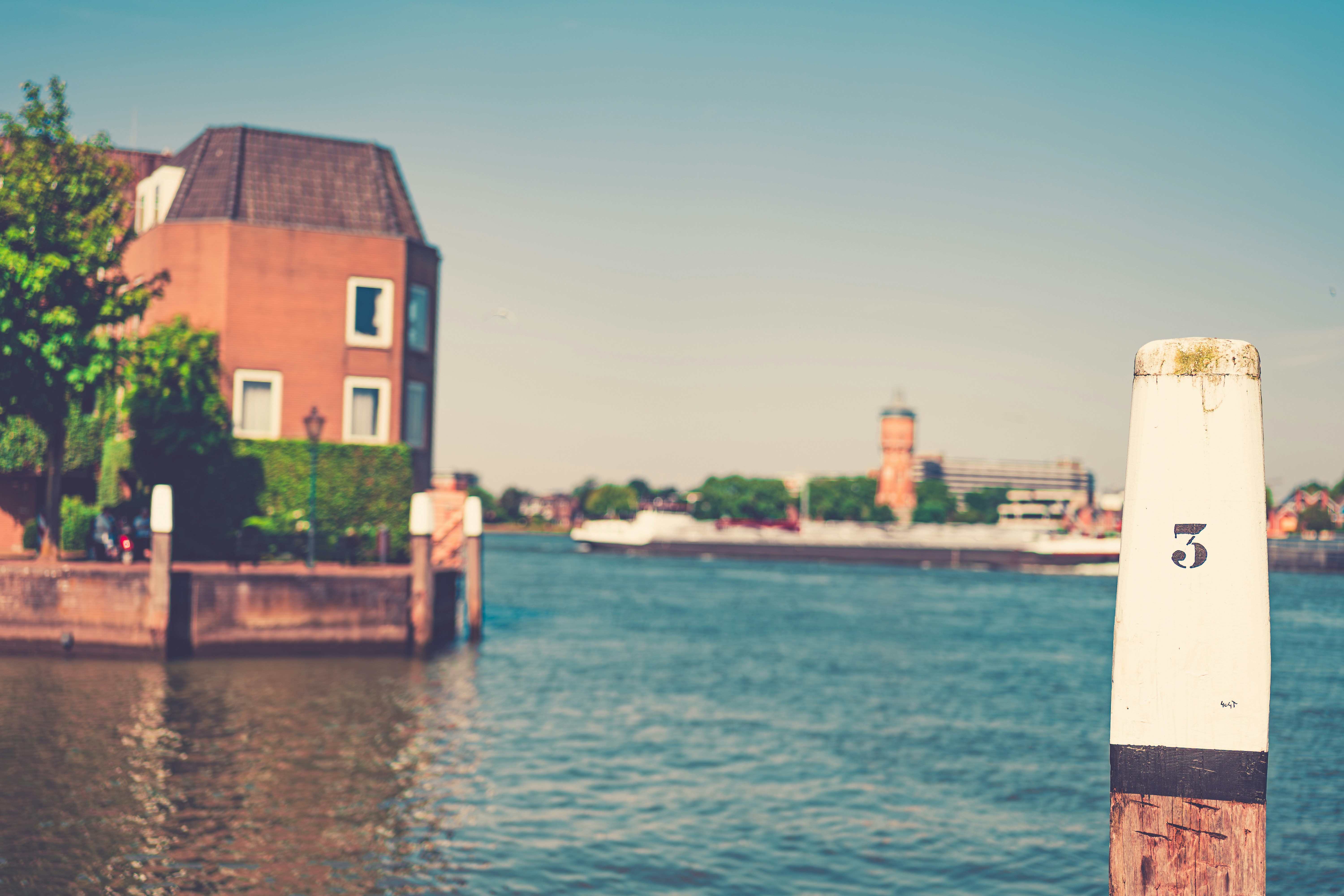 Escena del canal con edificios y un poste de señalización foto – Imagen ...