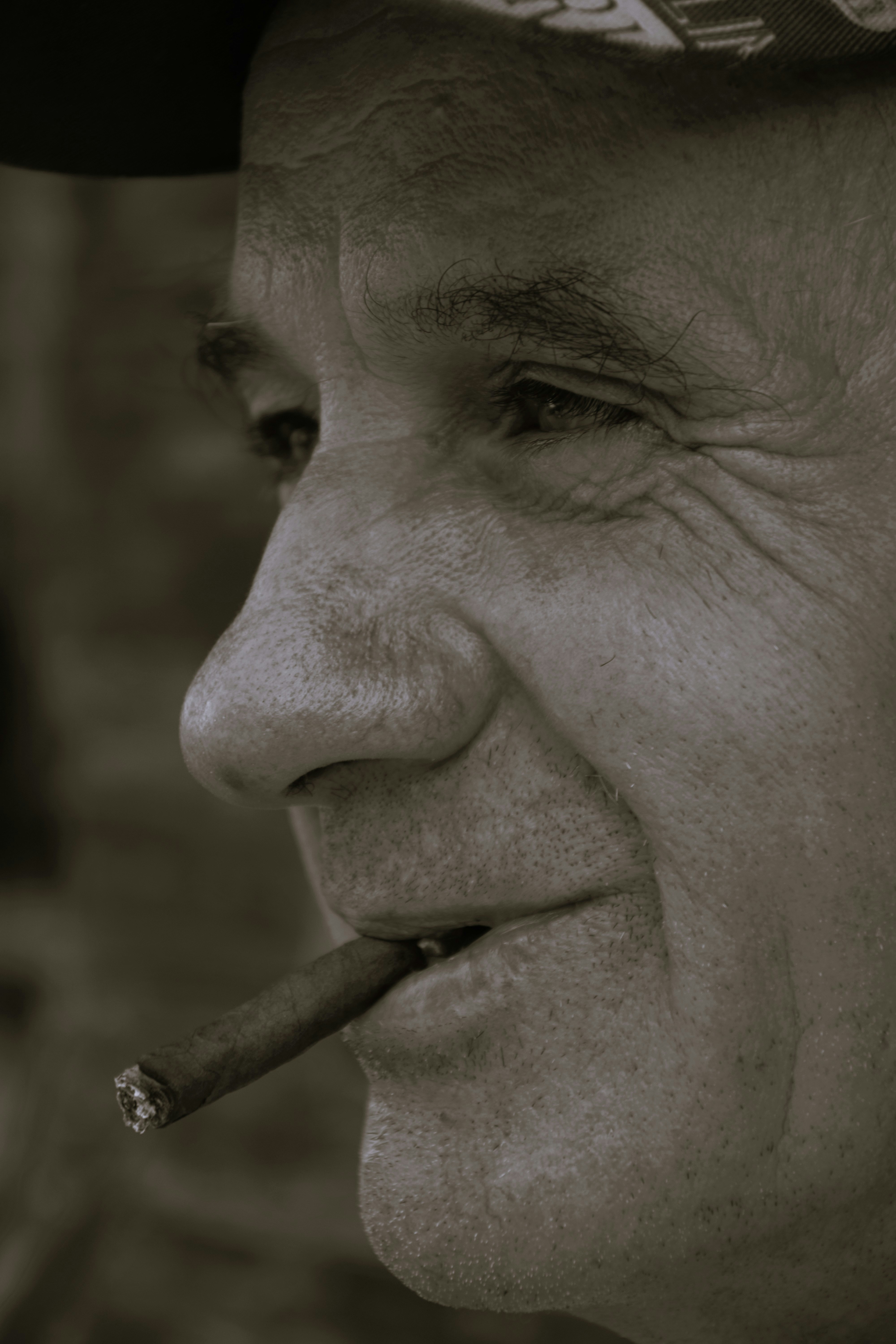 Man in profile smoking a cigar photo – Free Profile Image on Unsplash