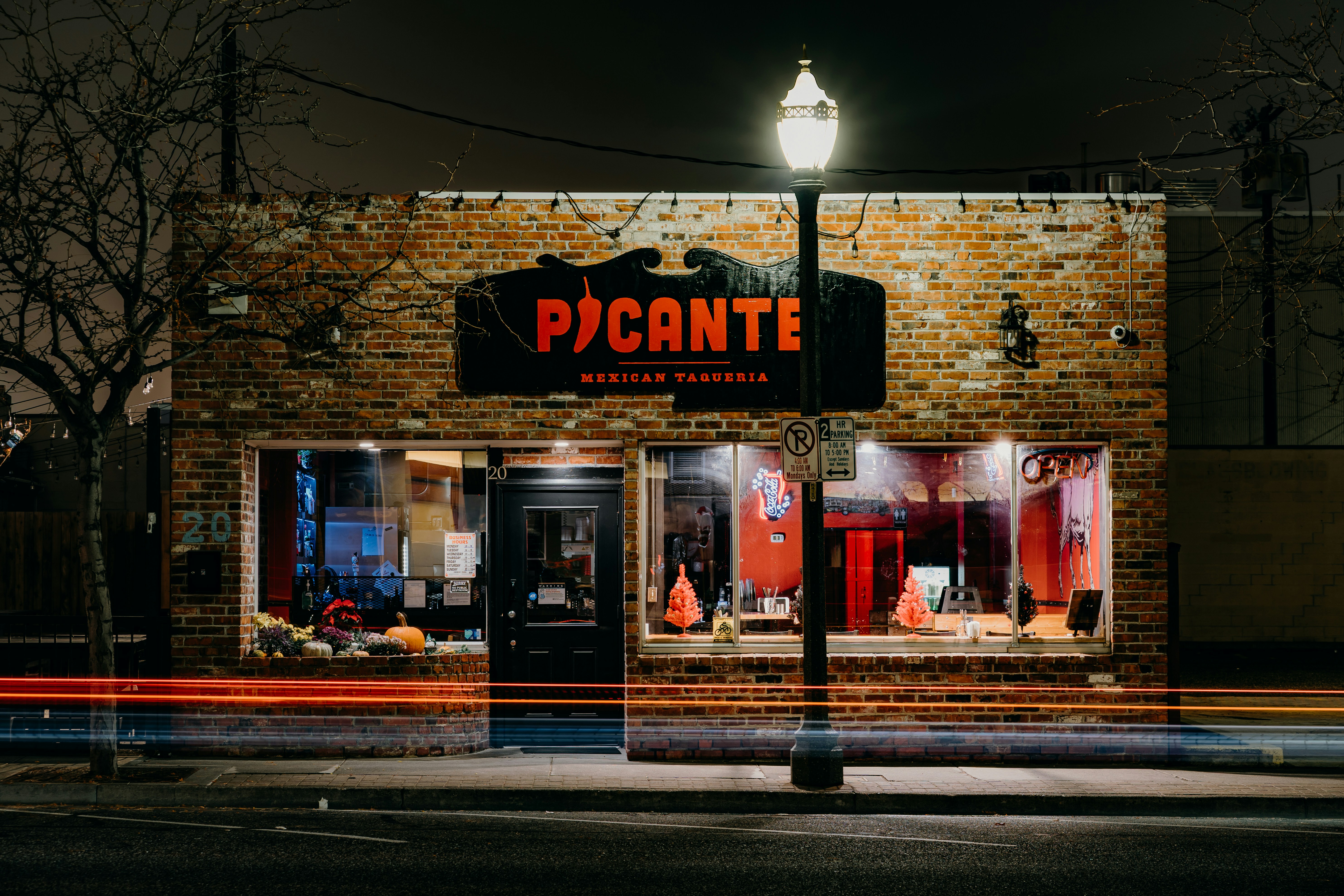 Picante restaurant exterior at night with light streaks photo – Free ...