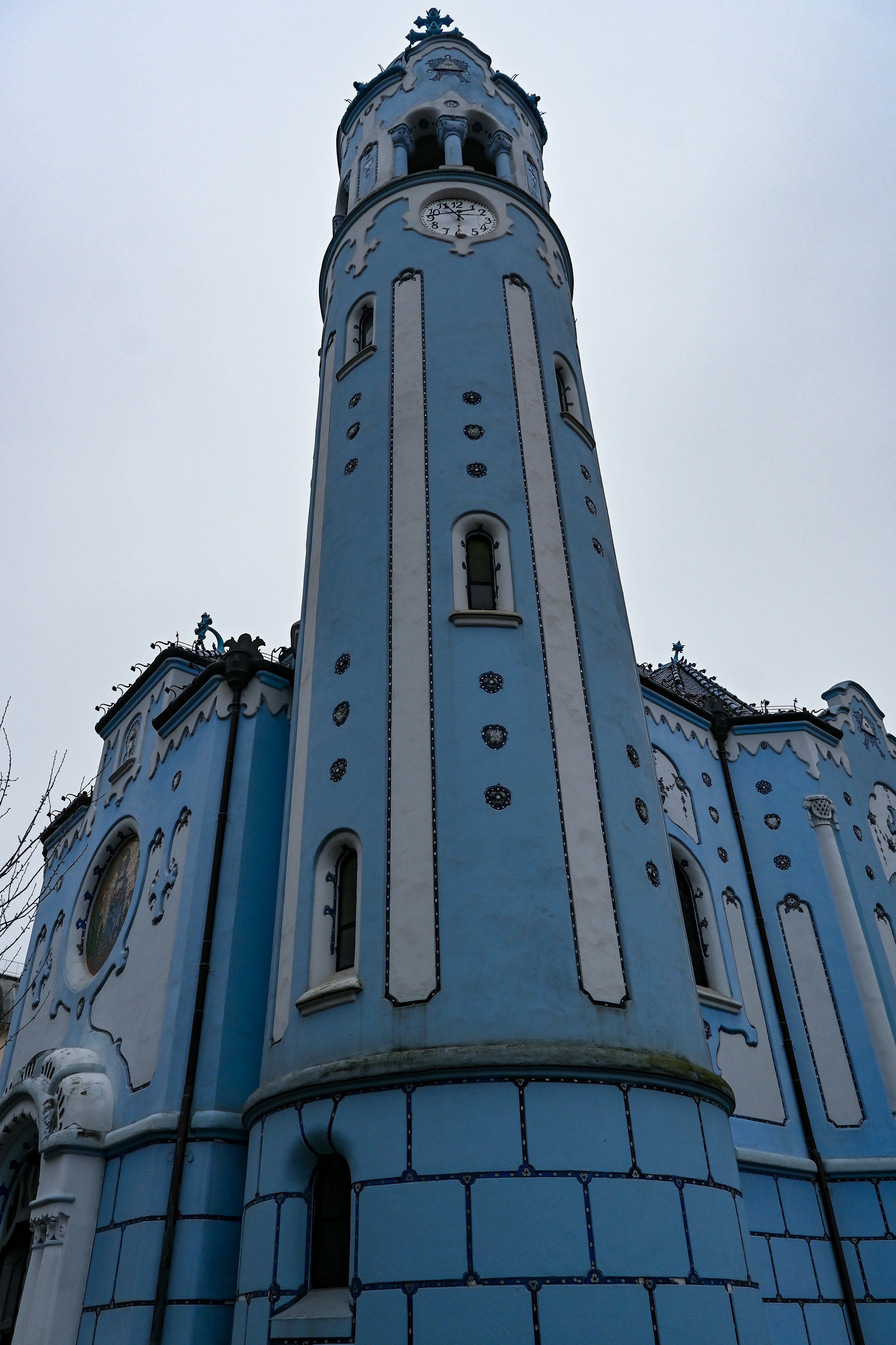 Azure Tower Ascending: A Gothic어 Blue Facade Reaches the Sky