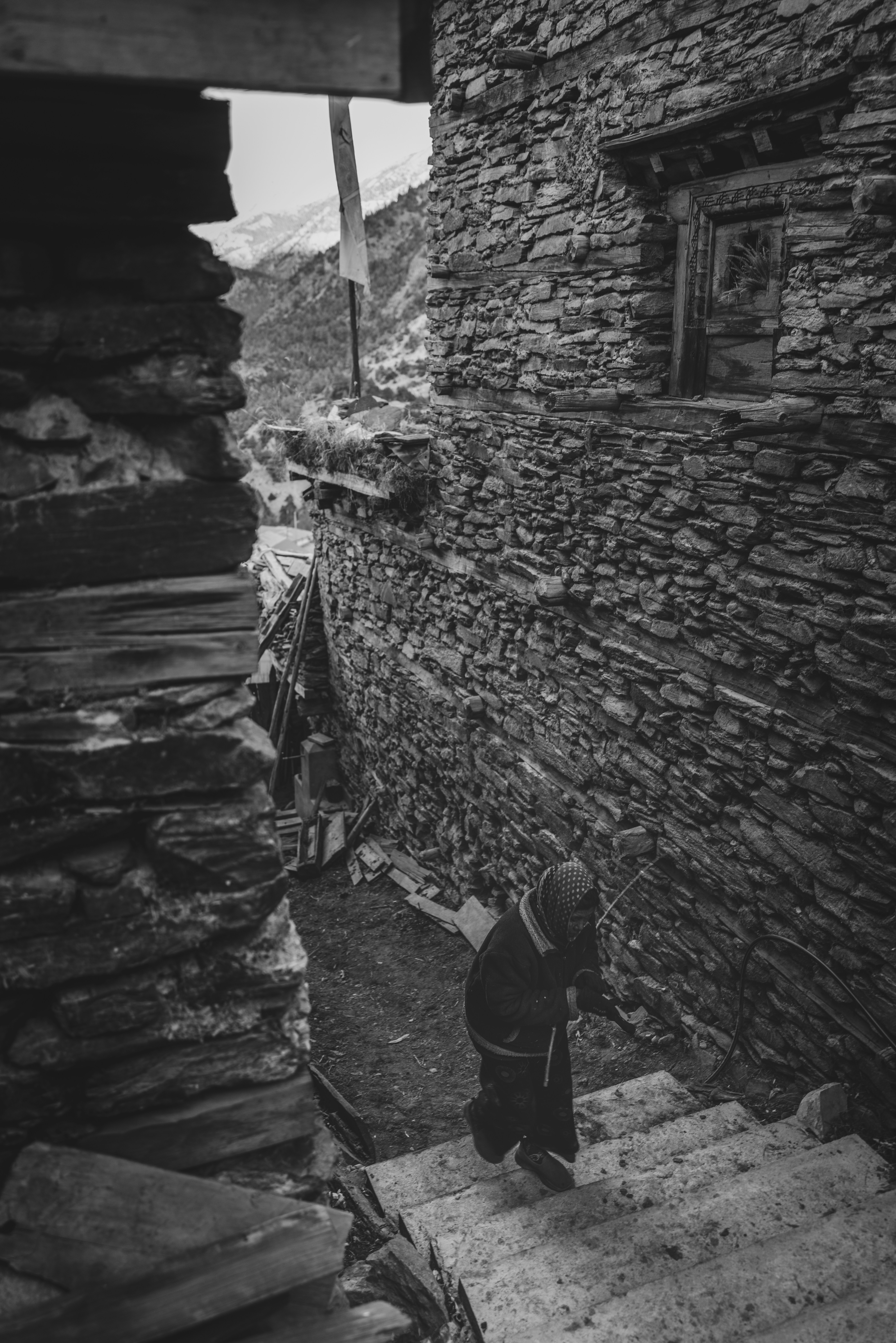 La persona baja escalones de piedra entre edificios de piedra. foto ...