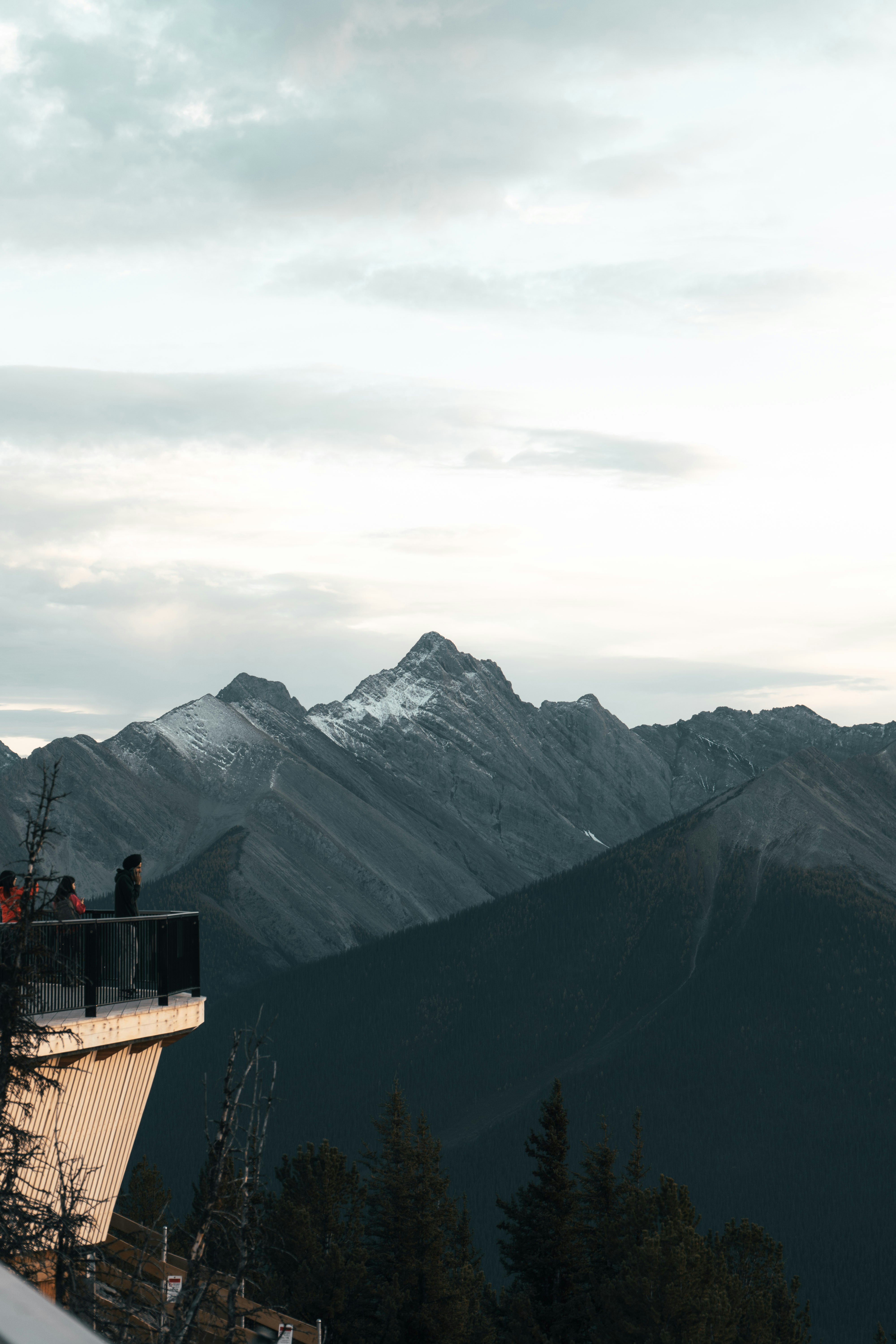 A cliffside overlook: silhouettes on the edge of the alpine panorama
