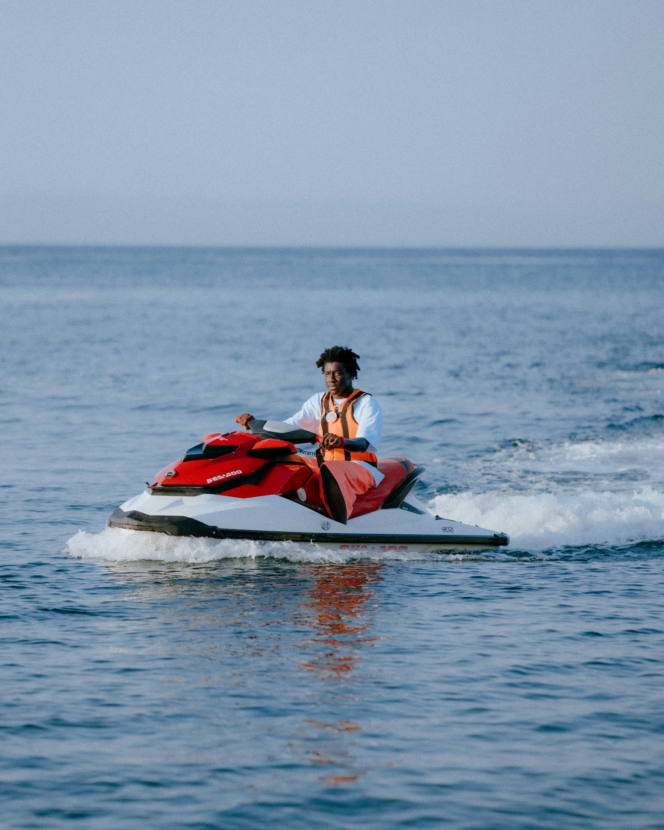 A person riding a jet ski on the ocean photo – Free Sea Image on Unsplash