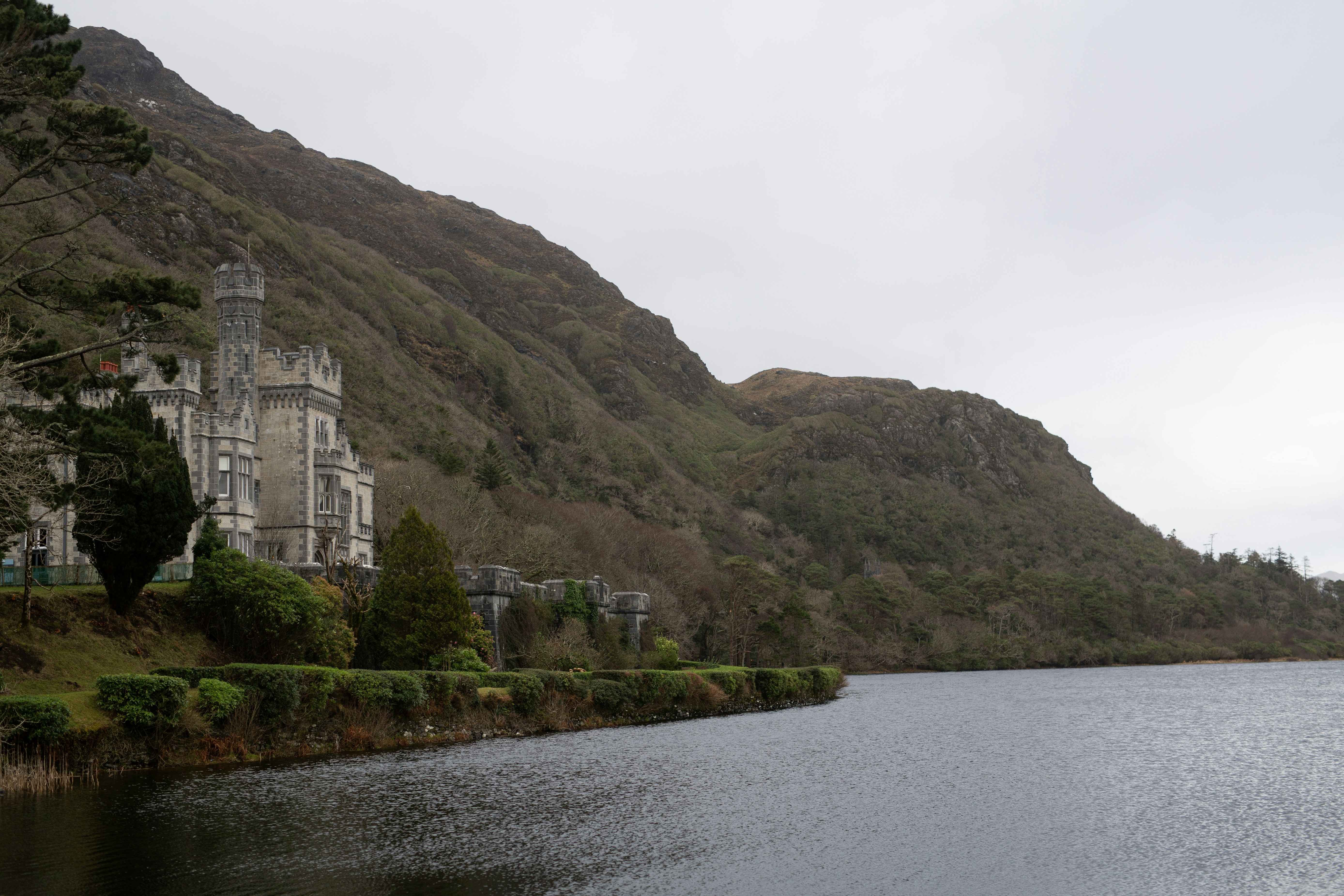 Castle by the Loch: A Quiet WatersideUtopia