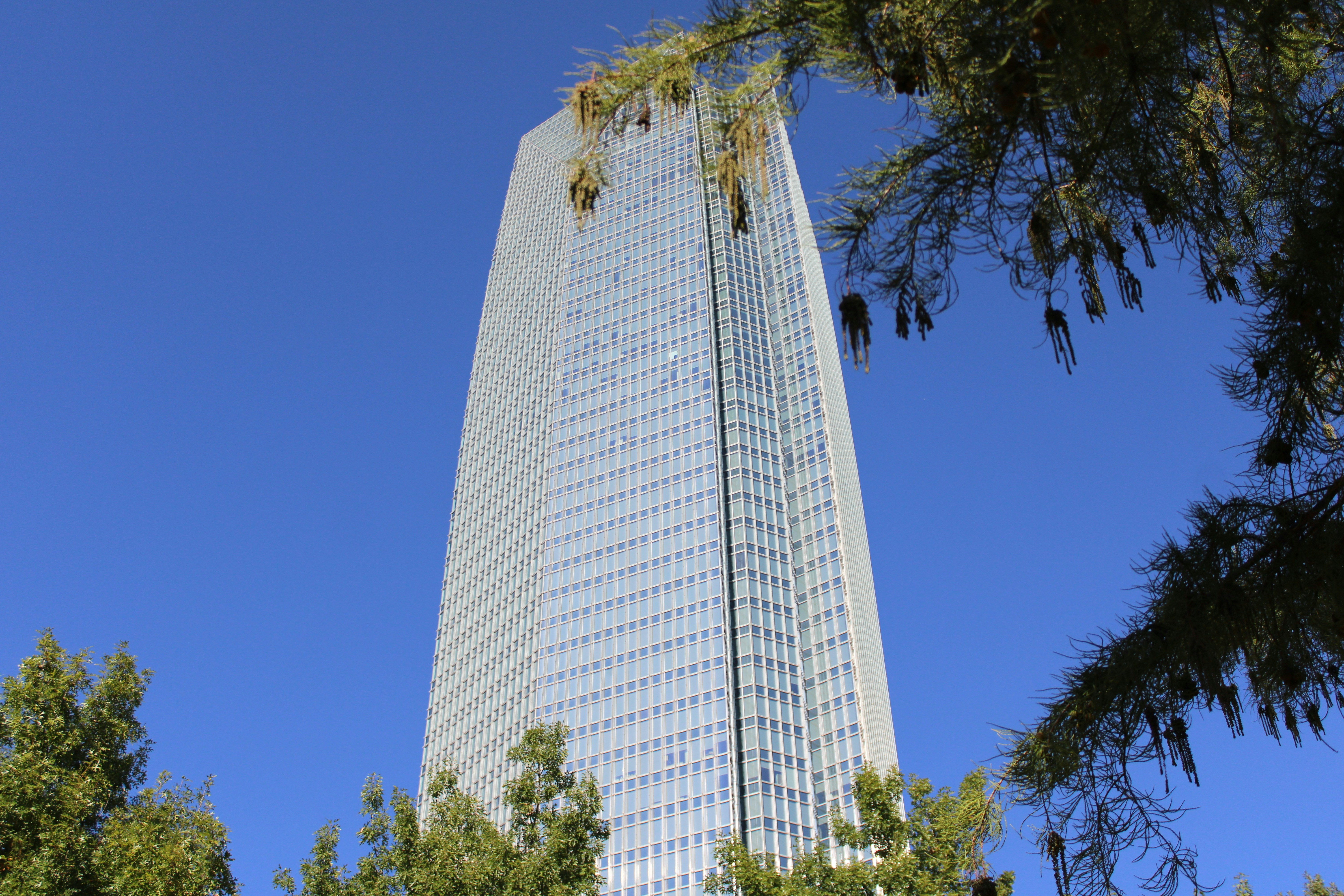 Skybound Glass: Urban Tower Reaches for a Clear Blue