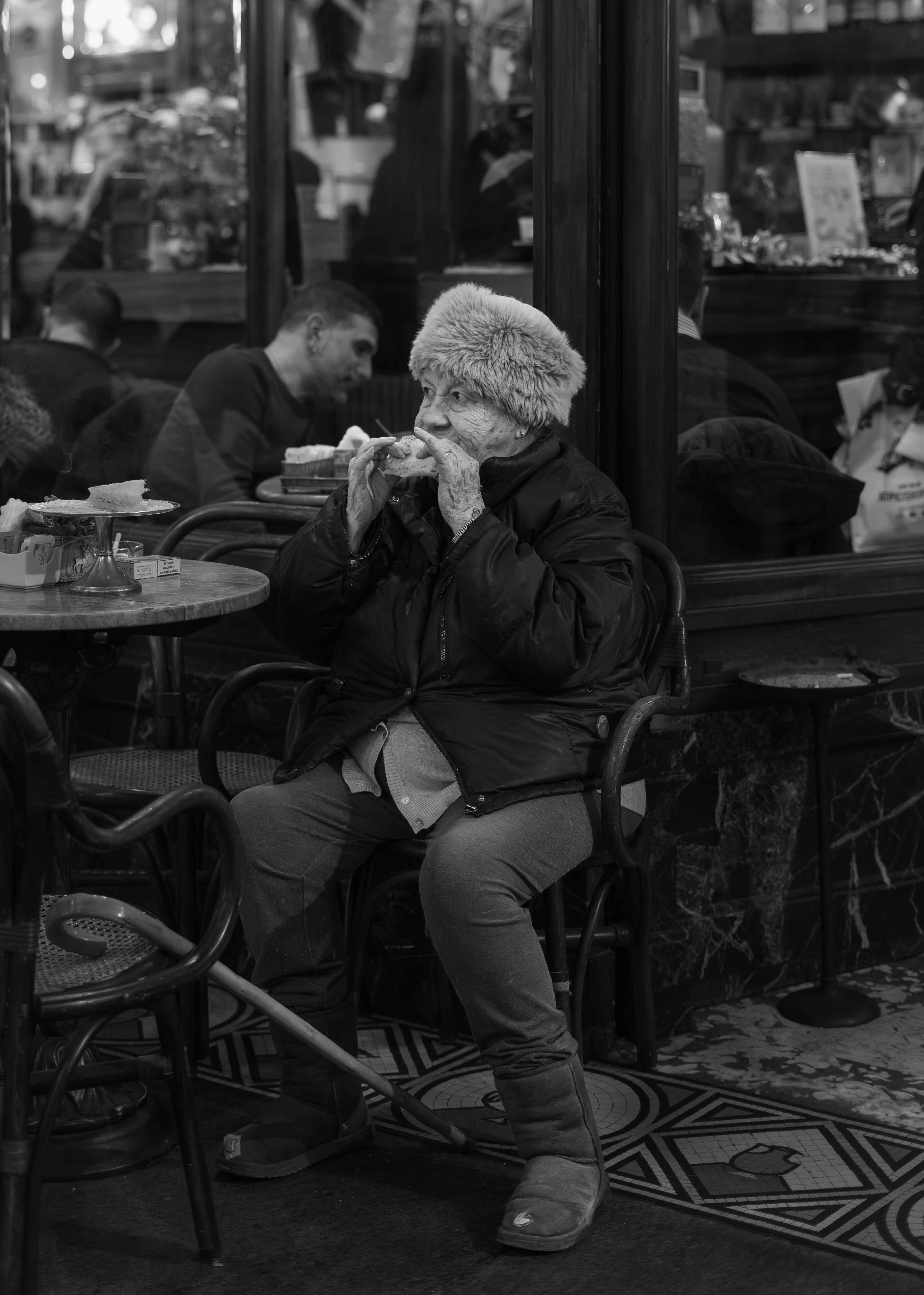 Cafe Portrait in Monochrome: The Elderly Patron in Quiet Focus