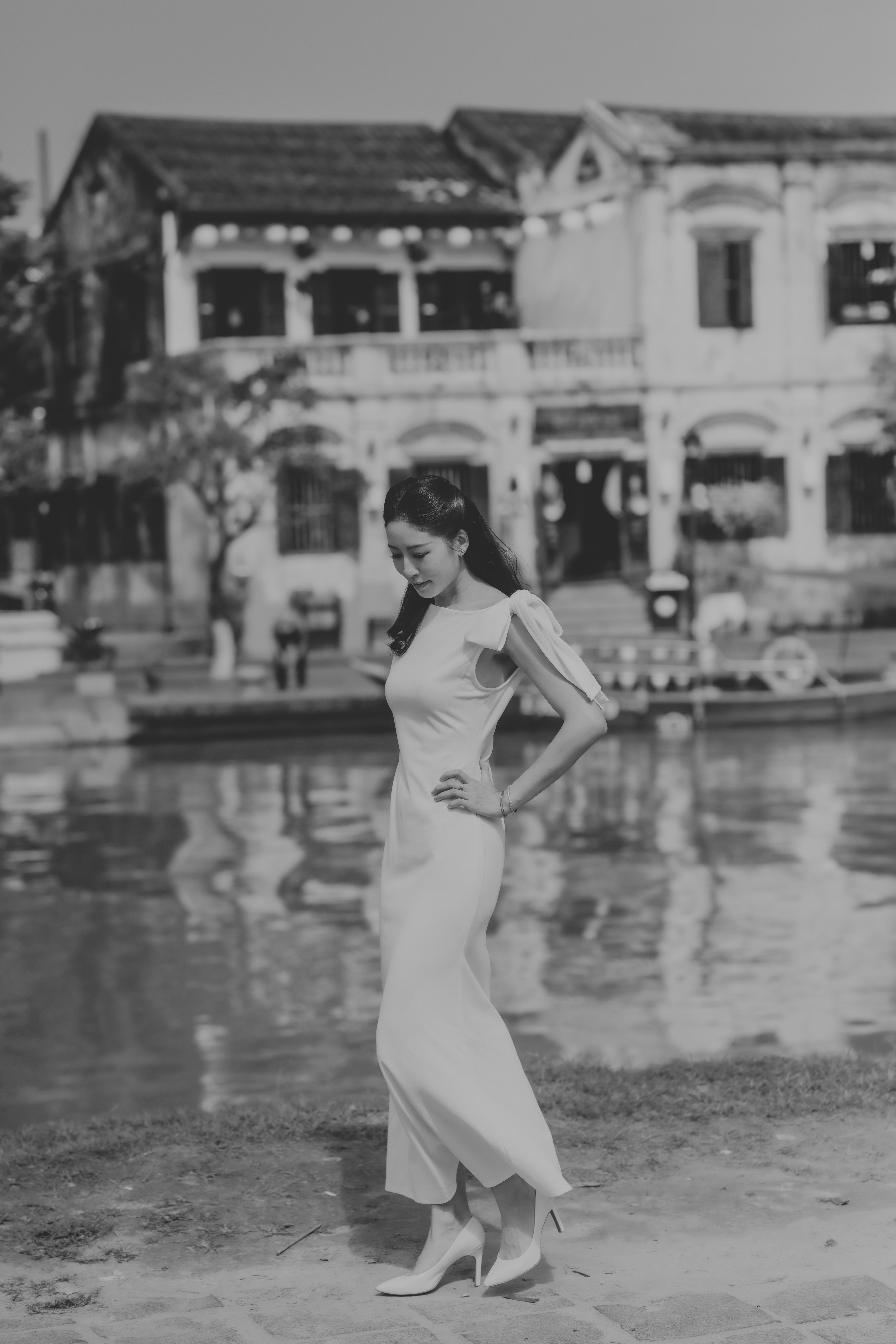 Grace in a Quiet Plaza: A Dressed-For-Impact Moment